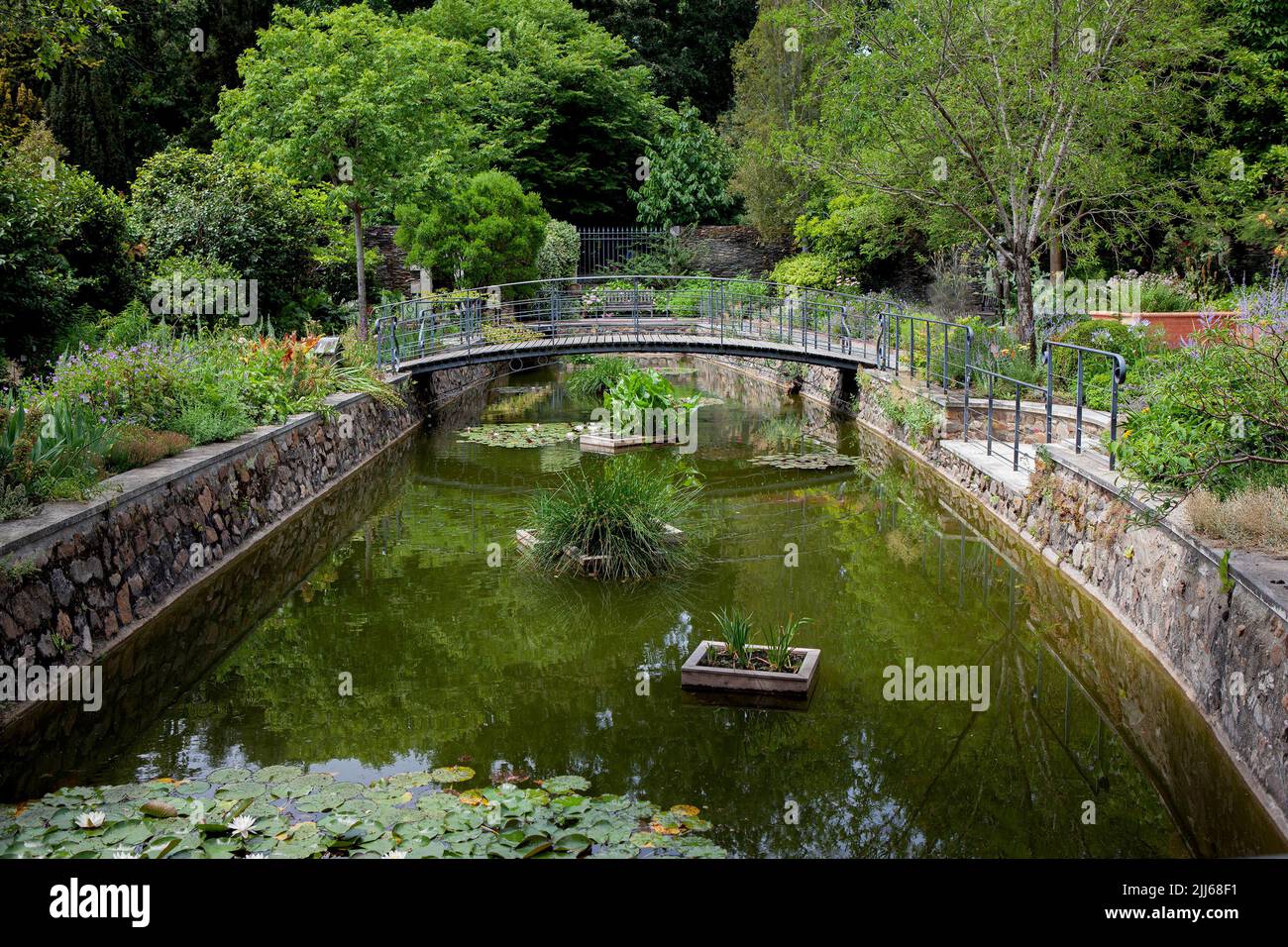 Pond in a French public park Stock Photo - Alamy