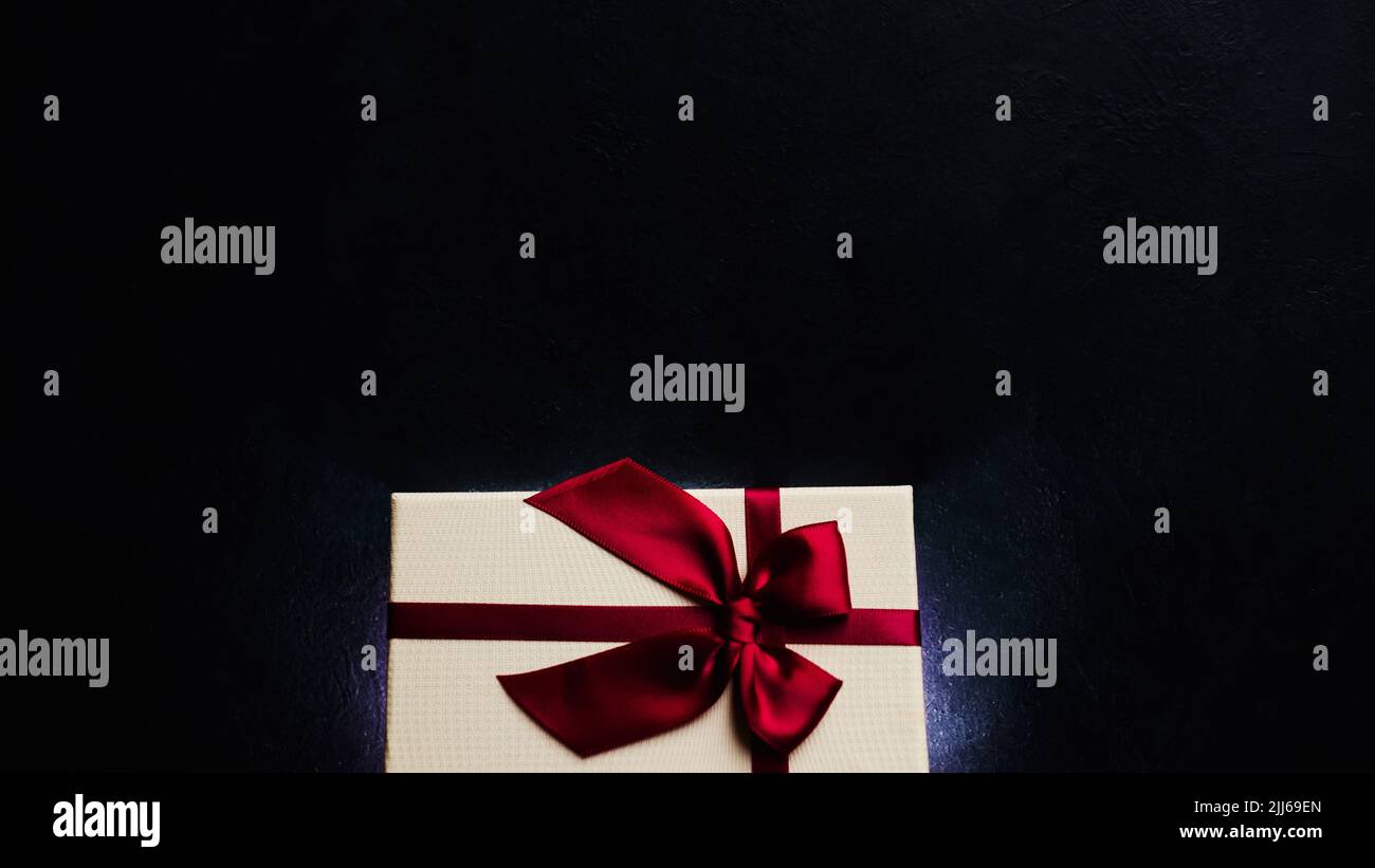 luxury gift box present reward birthday red bow Stock Photo - Alamy