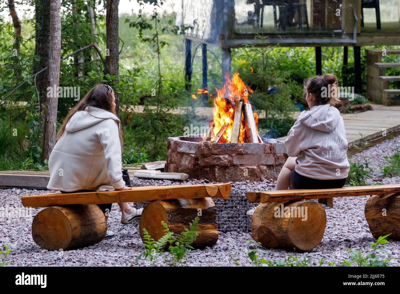 People sitting around campfire night hi-res stock photography and ...