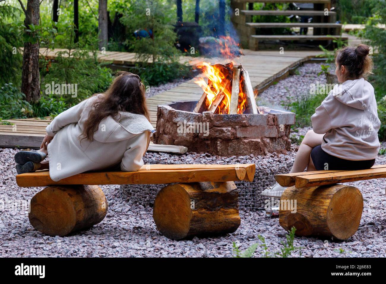 People sitting around campfire night hi-res stock photography and ...