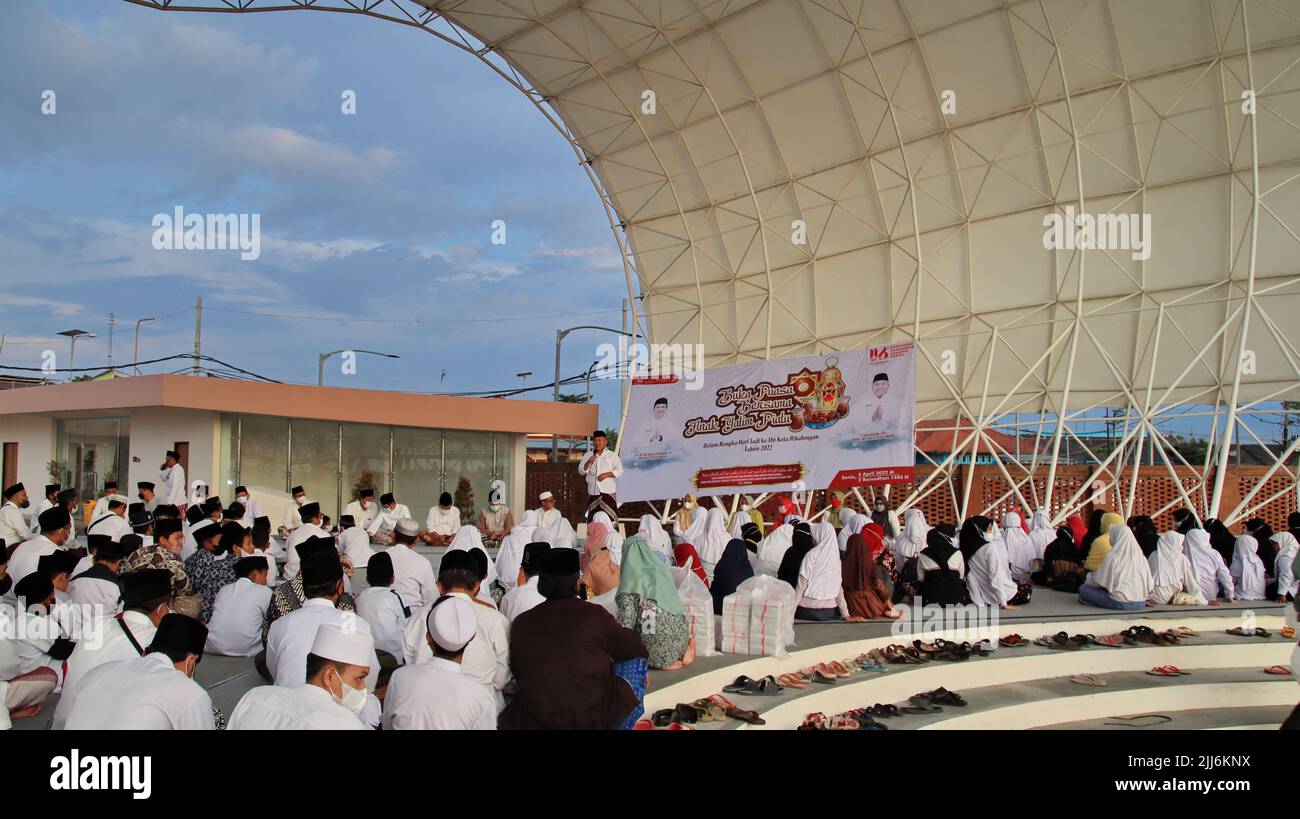 All religion people come to prey hi-res stock photography and images ...