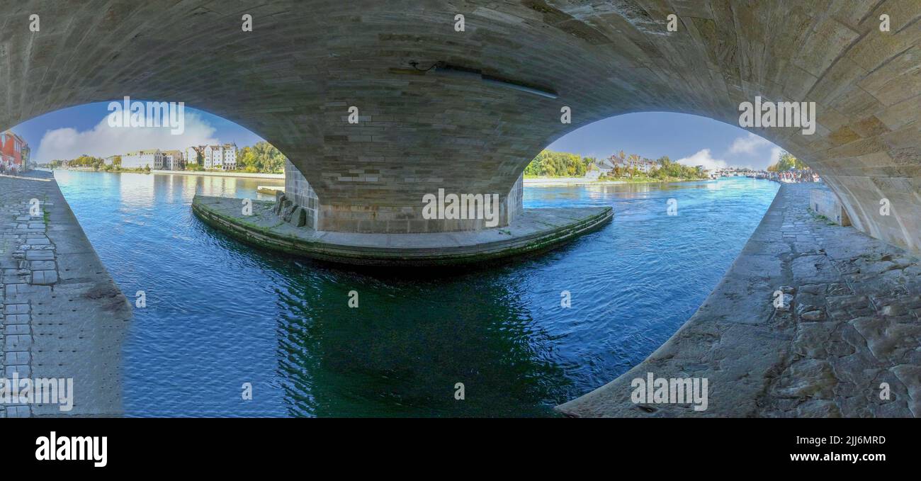 Arched bridge over a canal between buildings Stock Photo - Alamy