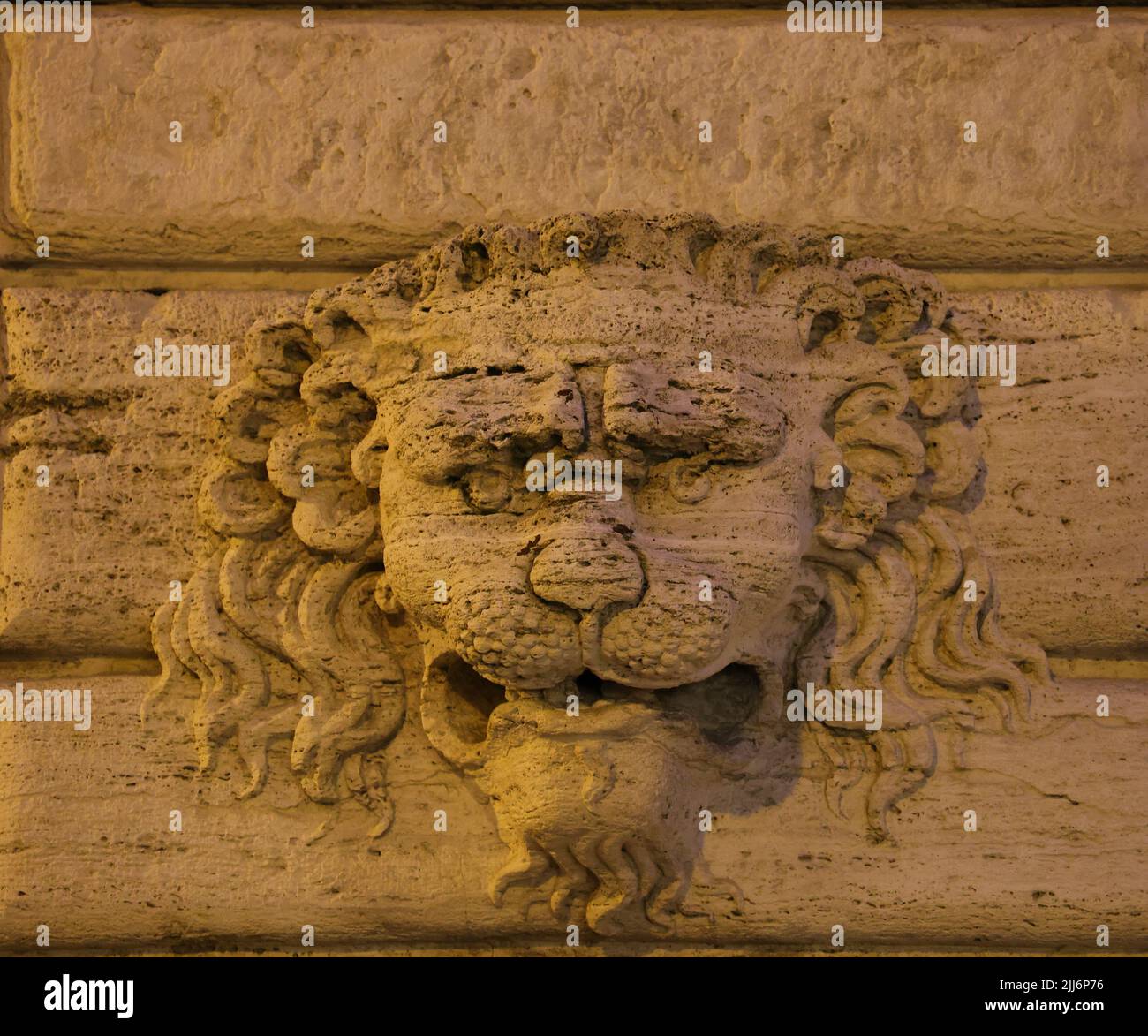 Lion mascaron hi-res stock photography and images - Alamy