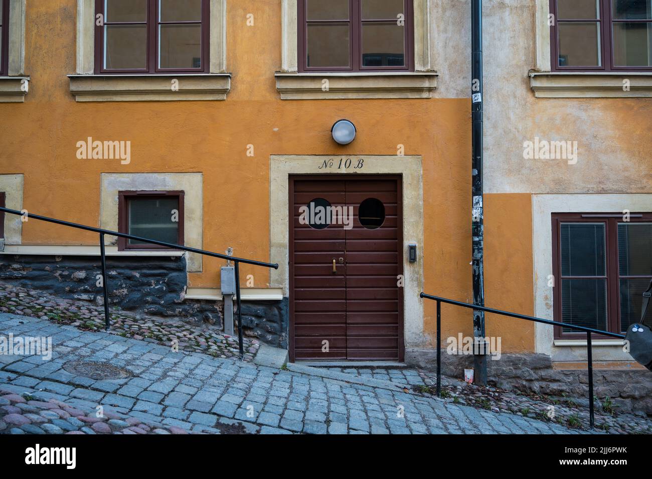 Slanted building facade hi-res stock photography and images - Alamy