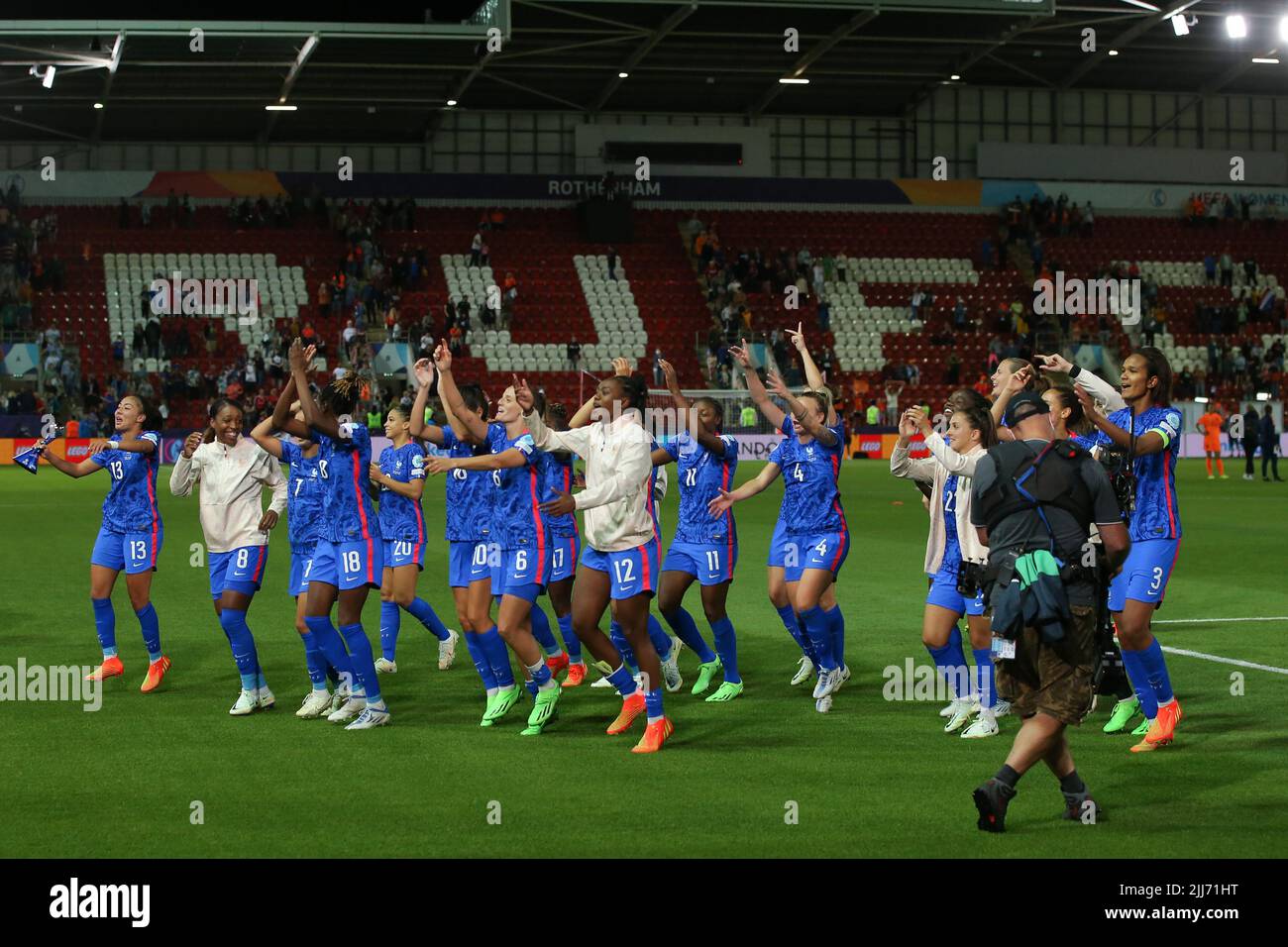 England womens football team fans hi-res stock photography and images ...