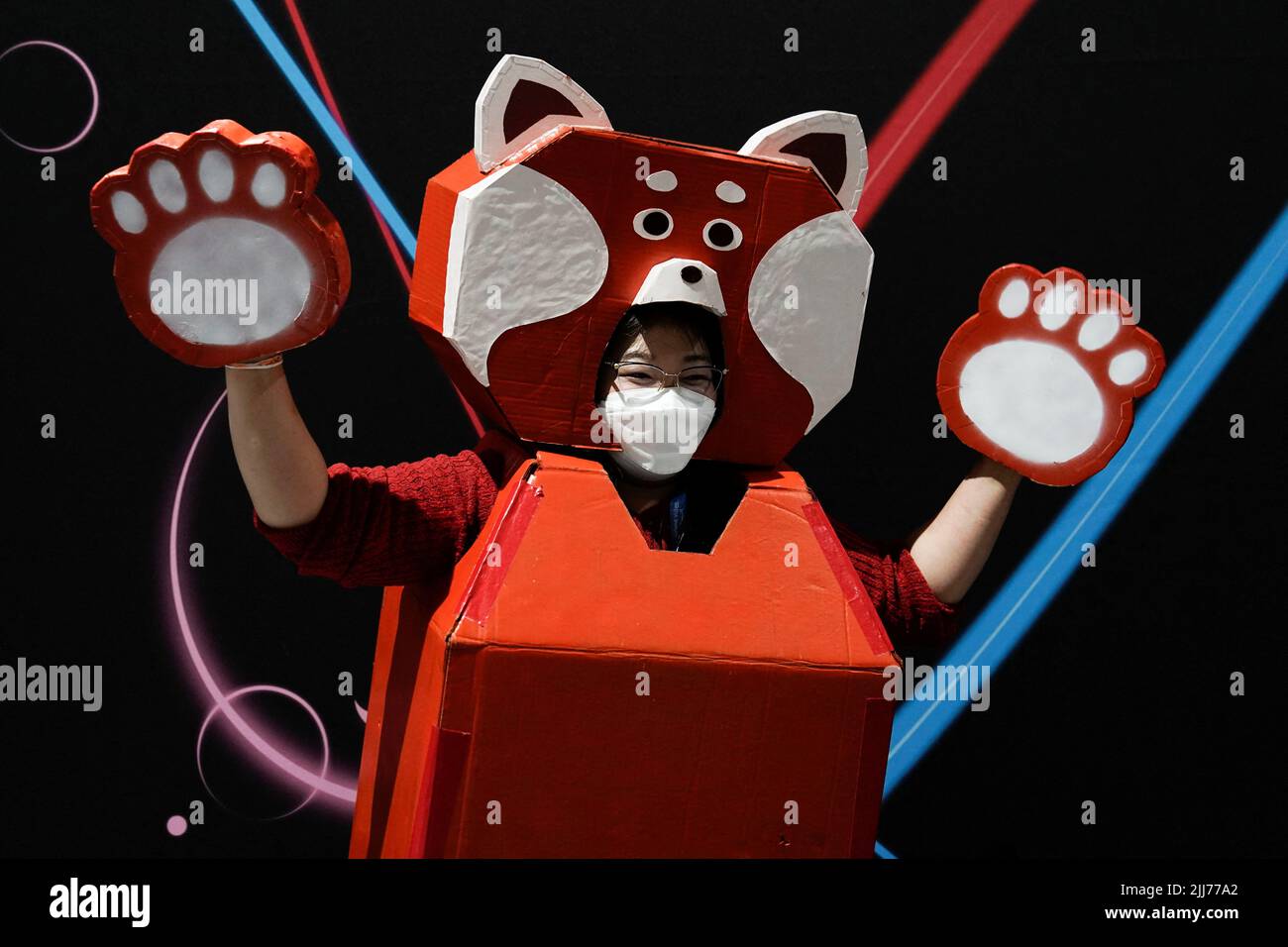 Turning red panda hi-res stock photography and images - Alamy