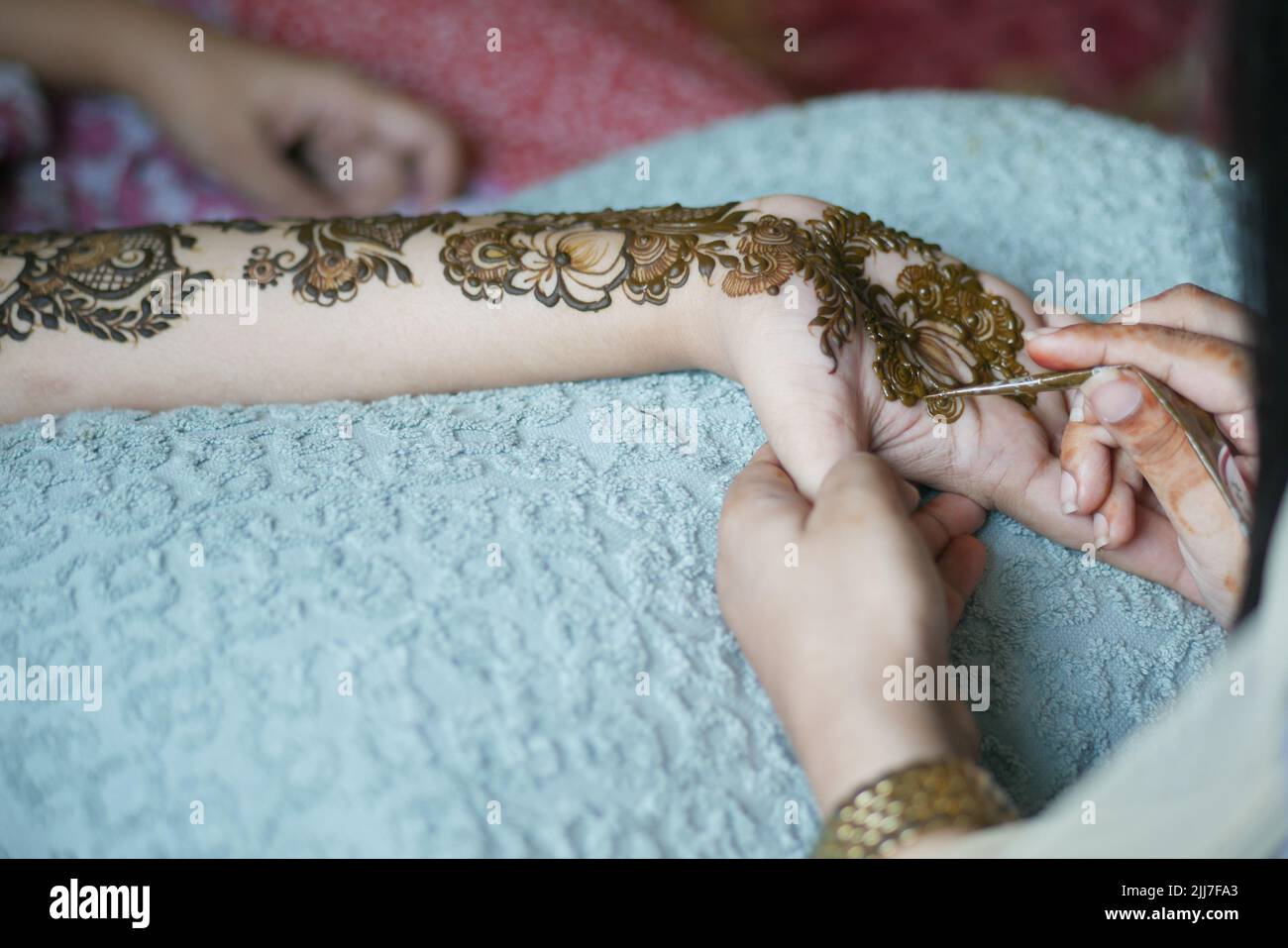 Henna on hand hi-res stock photography and images - Alamy