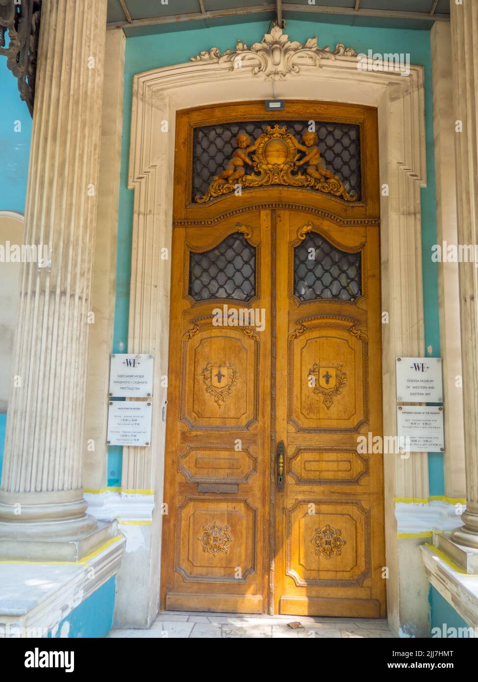 Old palace doors hi-res stock photography and images - Alamy