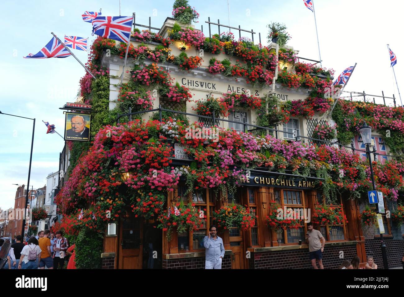 Pub floral displays hi-res stock photography and images - Alamy