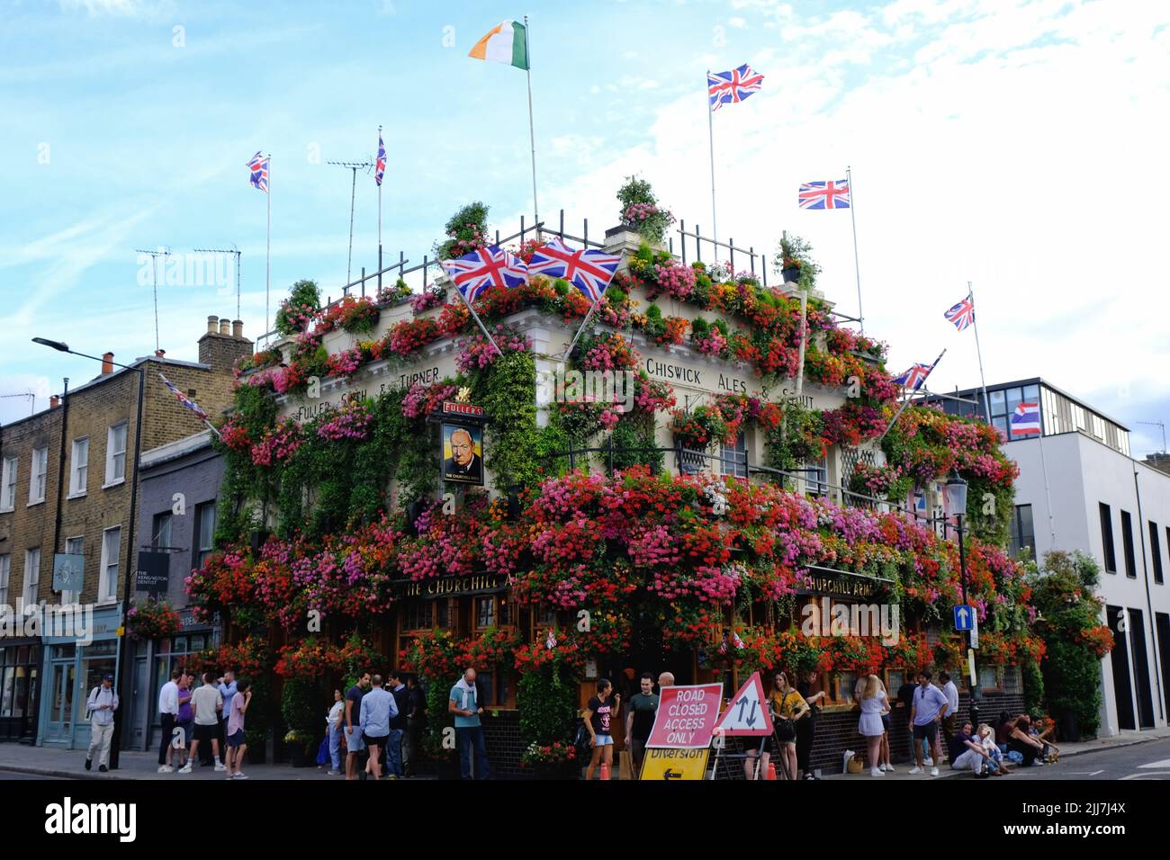 Pub floral displays hi-res stock photography and images - Alamy