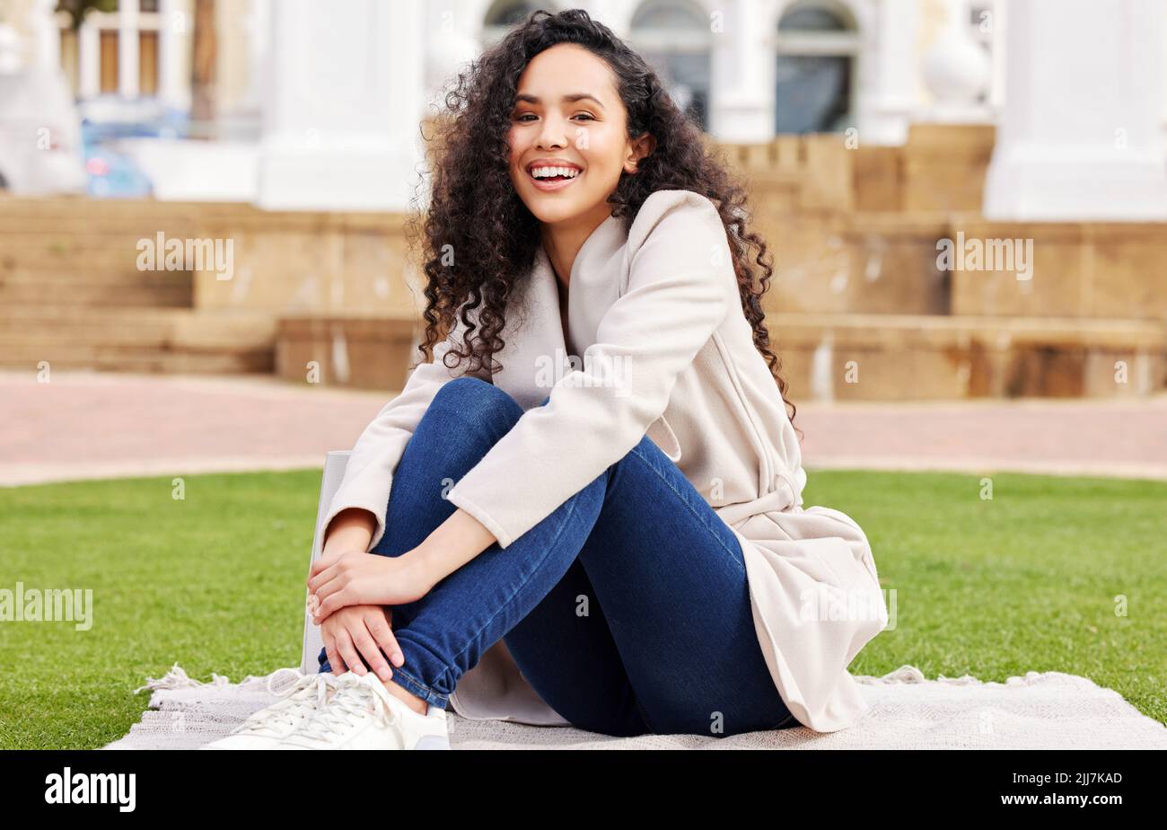 Sitting grass university hi-res stock photography and images - Alamy