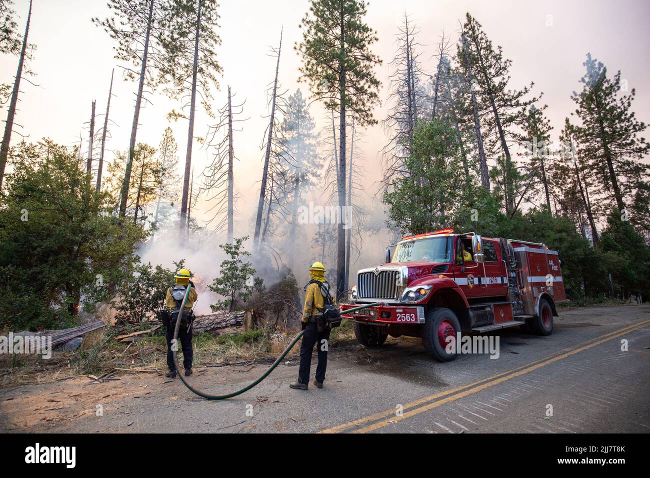 Mariposa, California, USA. 23rd July 2022. A CalFire engine crew ...