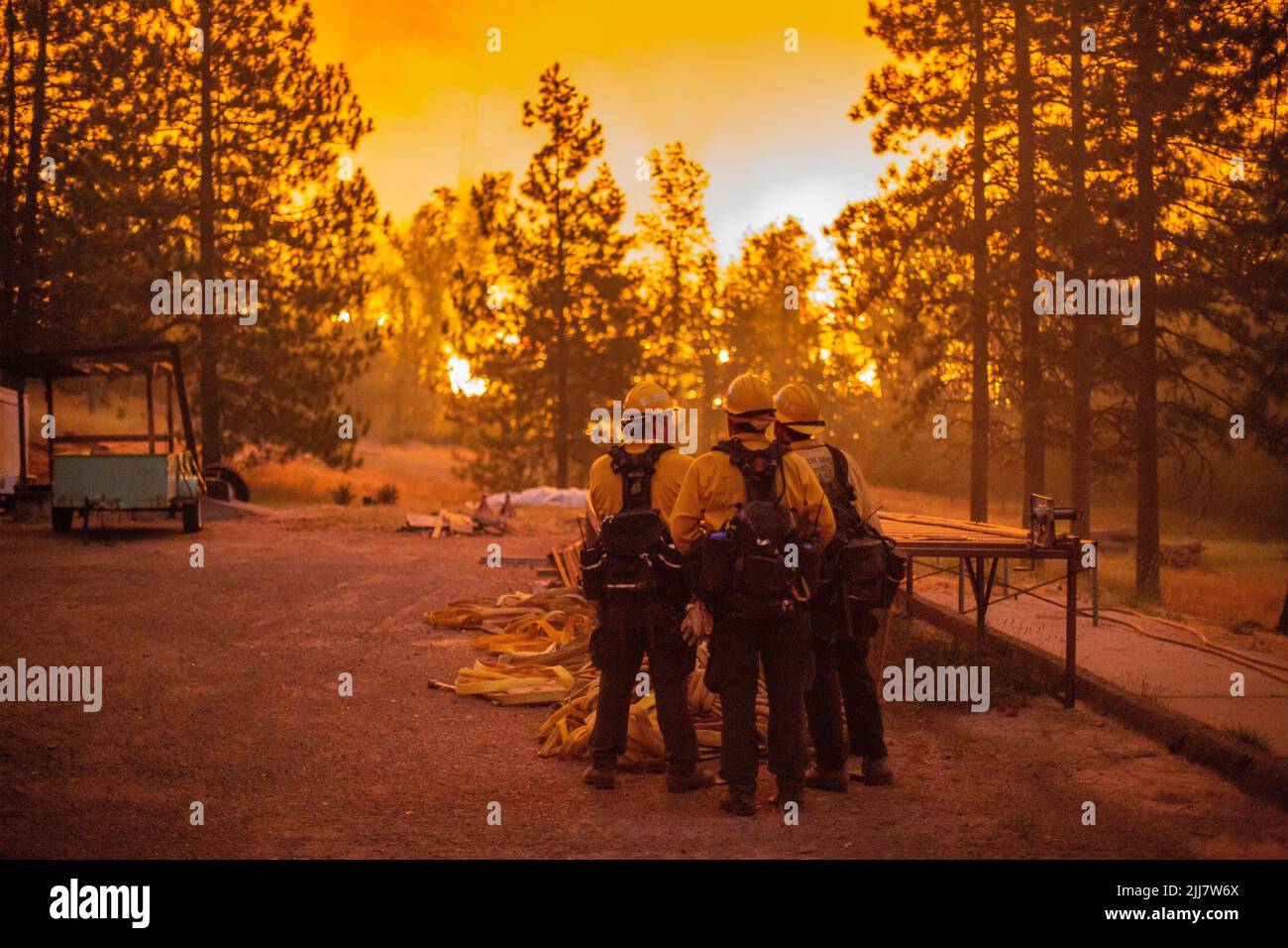 Mariposa, California, USA. 23rd July 2022. Firefighters discuss a plan ...