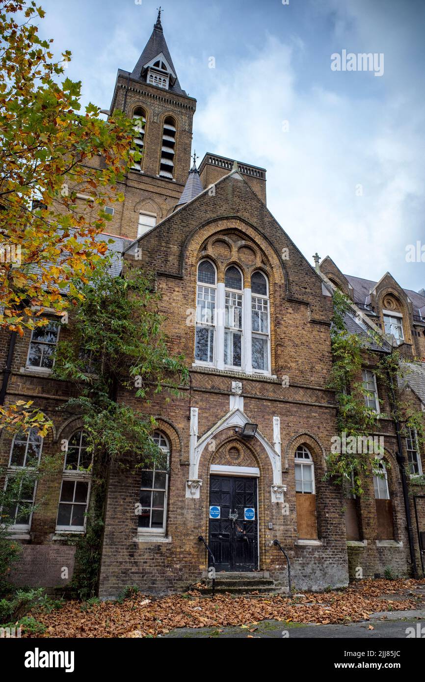Entrance to the original Victorian building of the Whittington Hospital ...