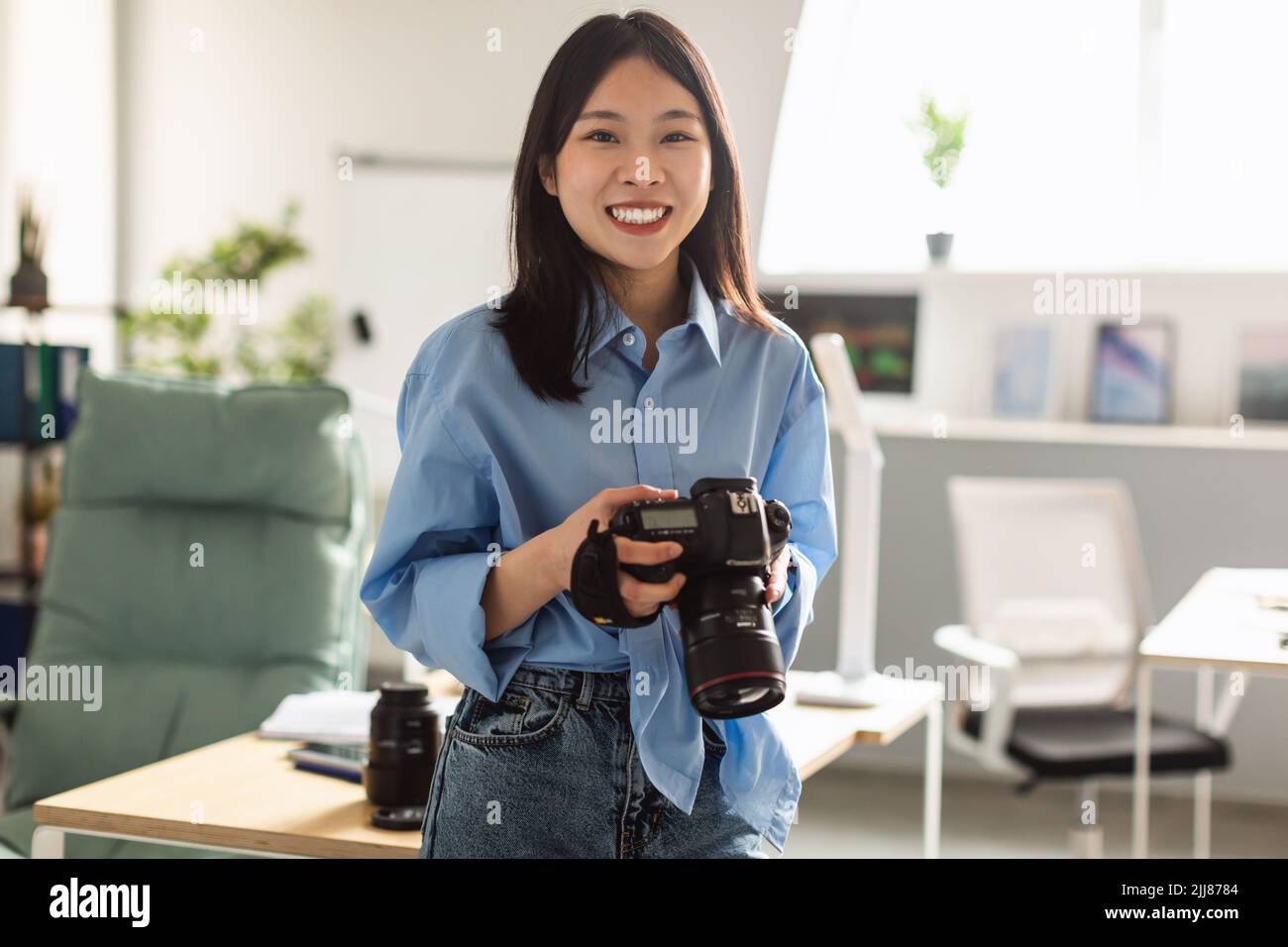 Professional photographer standing camera hi-res stock photography and ...