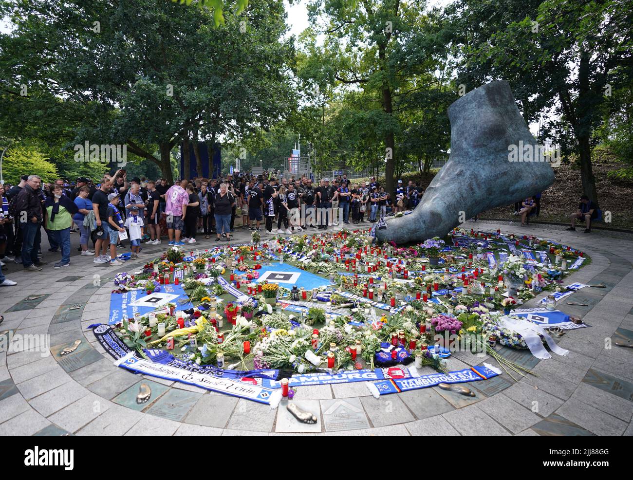 Hamburg, Germany. 24th July, 2022. Soccer: 2nd Bundesliga, match day 2 ...