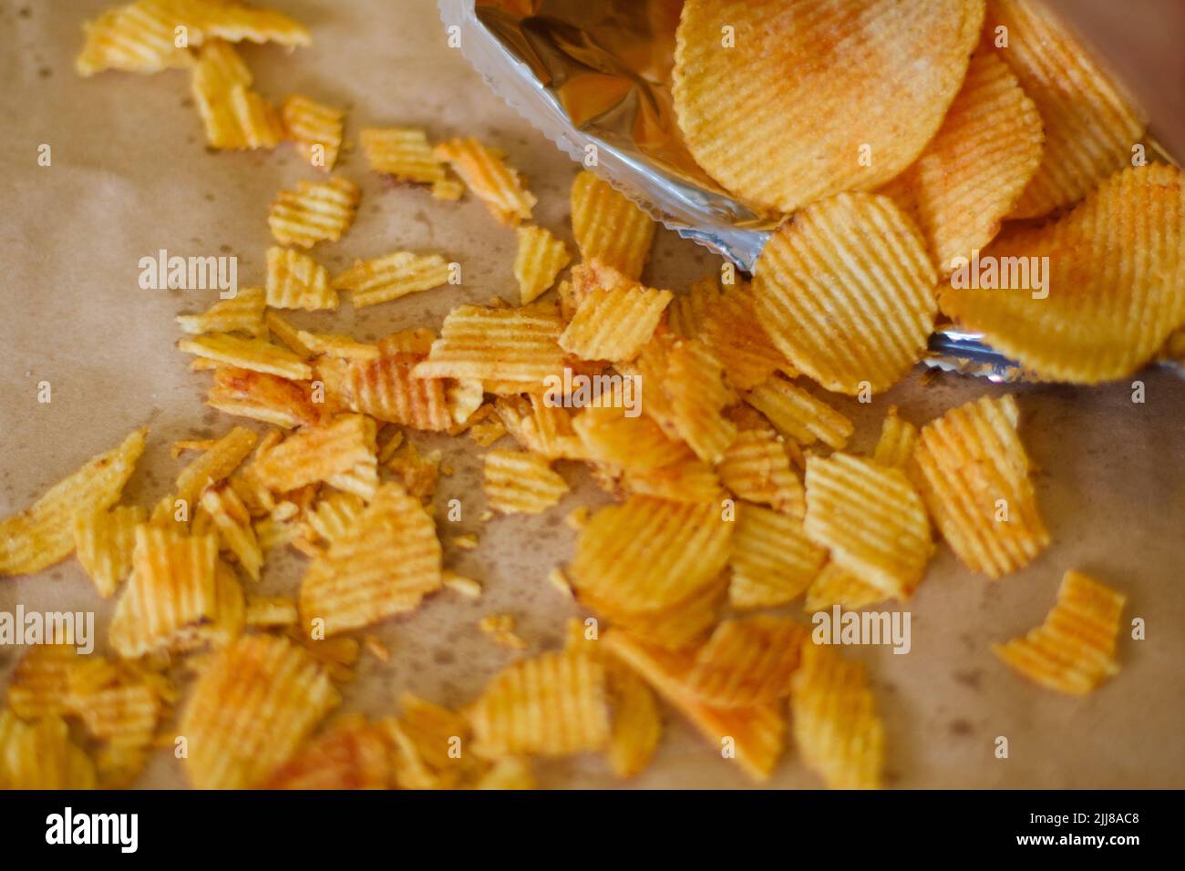 crisp potato chips party munchies food snack slice Stock Photo - Alamy