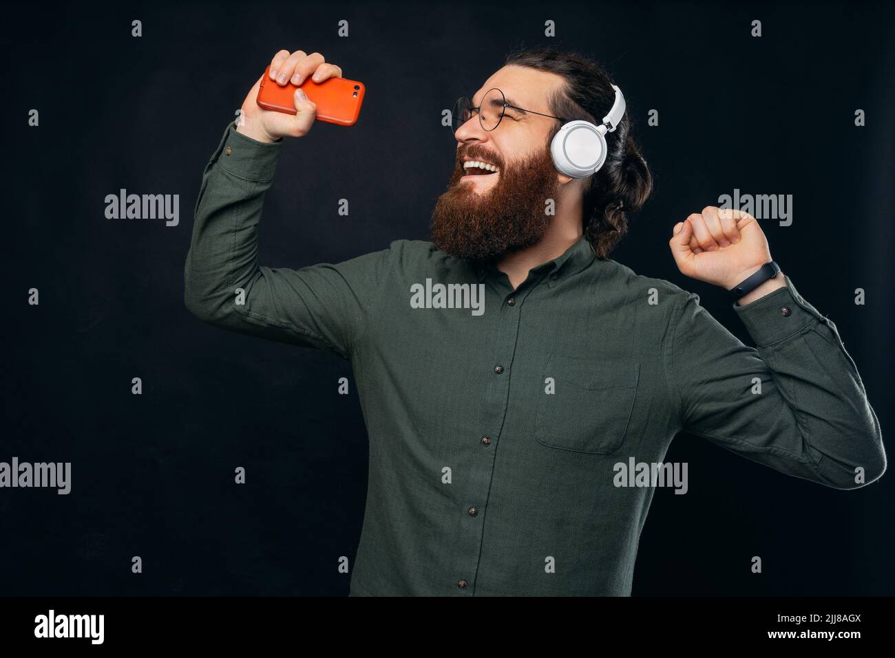Young man singing serious hi-res stock photography and images - Alamy