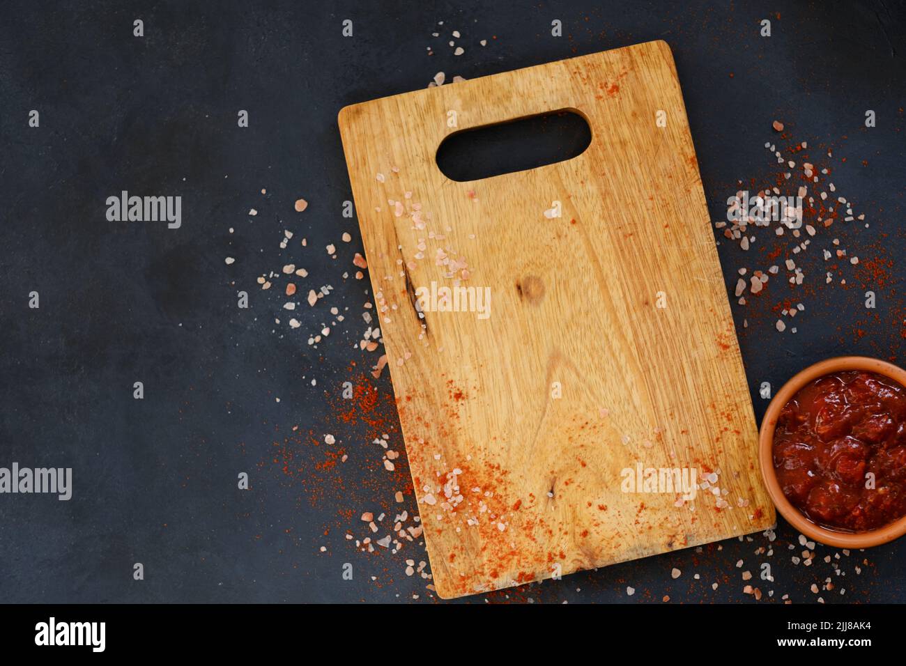 wooden cutting board salsa sauce cooking food Stock Photo - Alamy