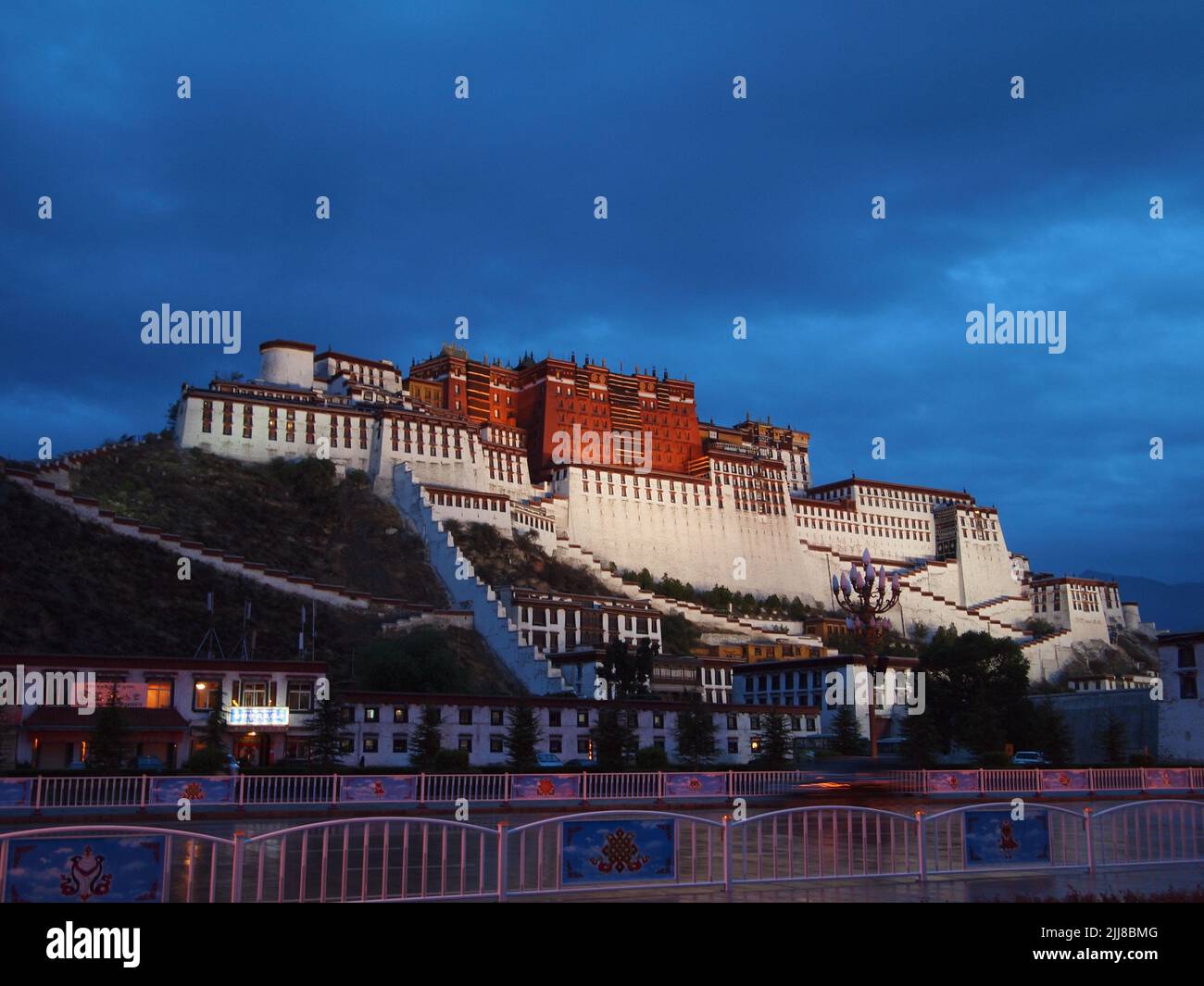 Buddismo hi-res stock photography and images - Alamy