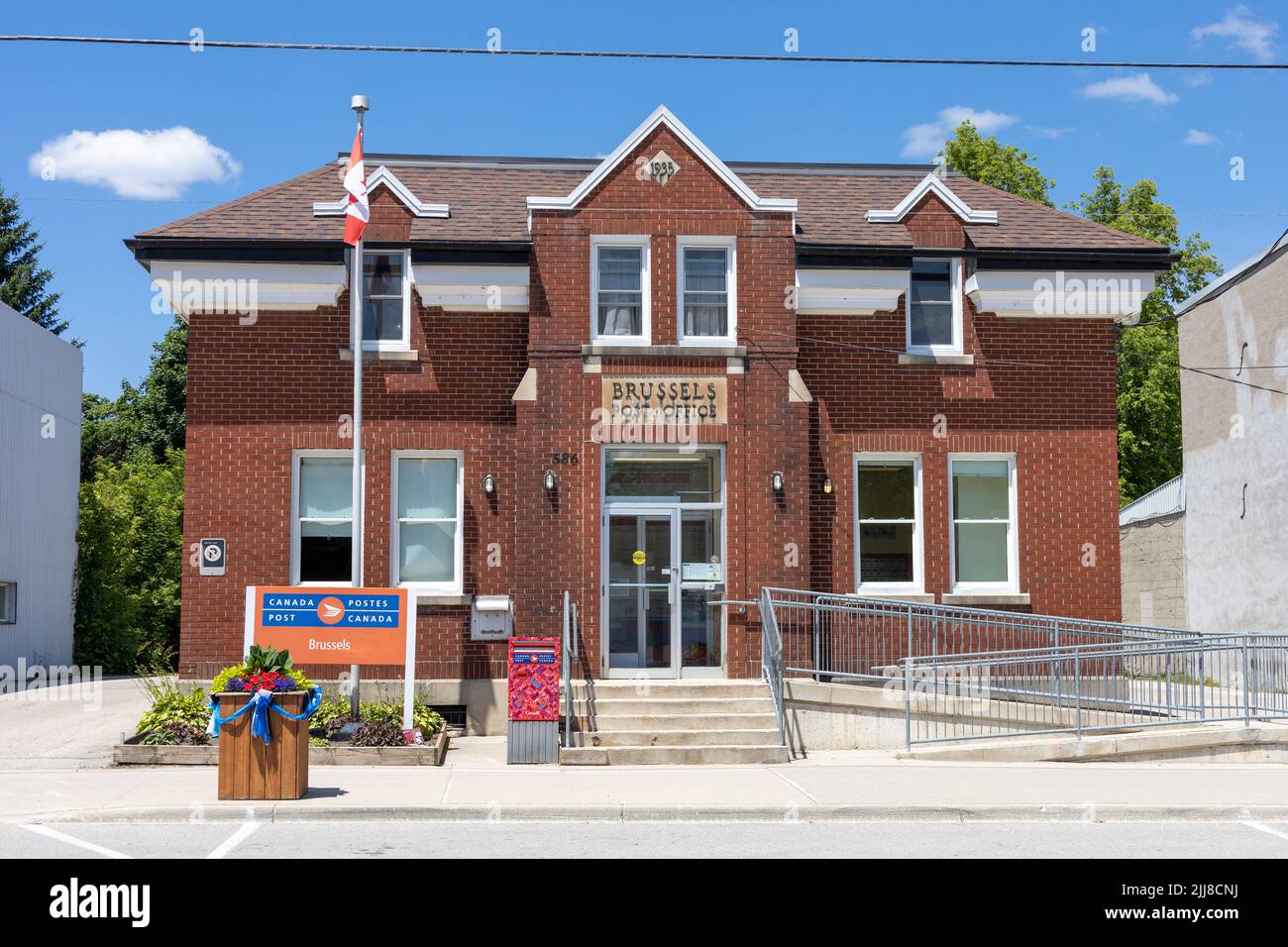 Small office building exterior hi-res stock photography and images - Alamy