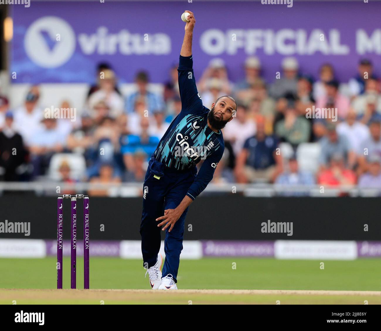 Adil rashid bowling hi-res stock photography and images - Alamy