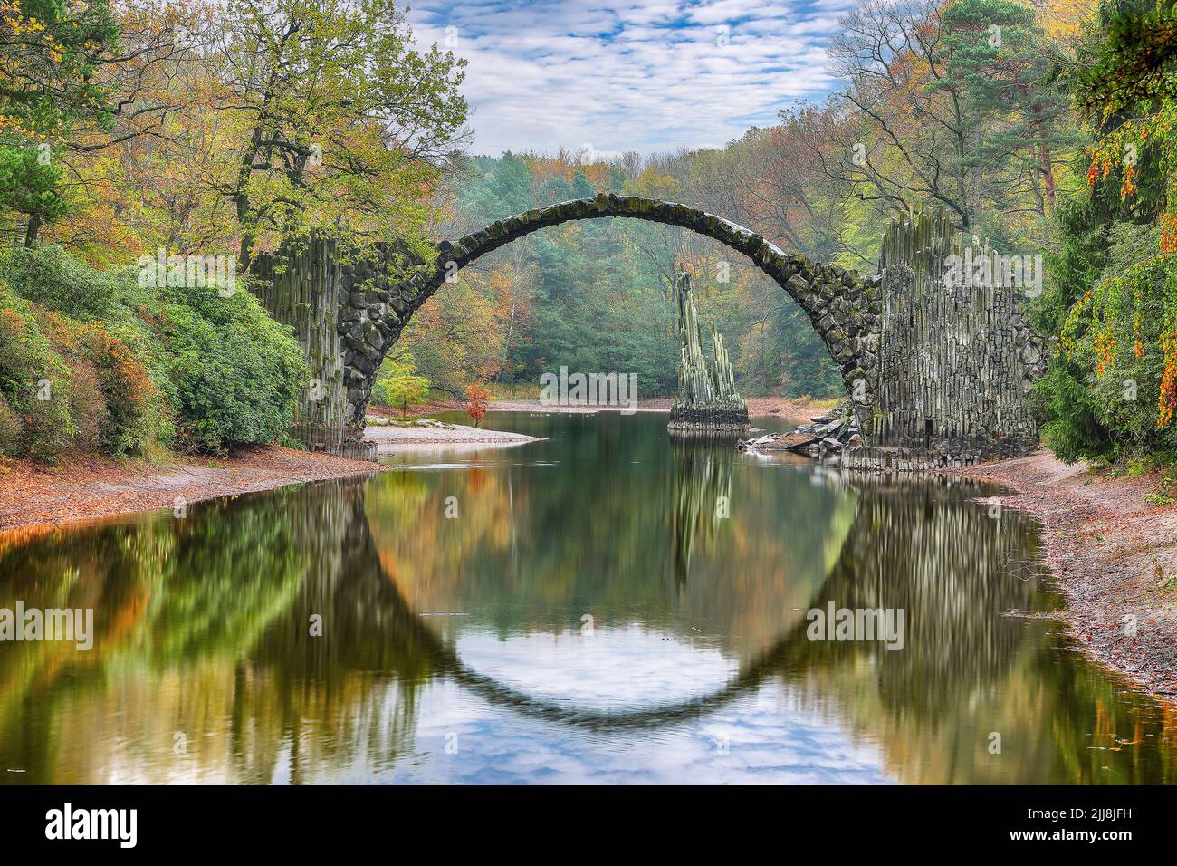 Fabulous autumn landscape in Azalea and Rhododendron Park Kromlau ...