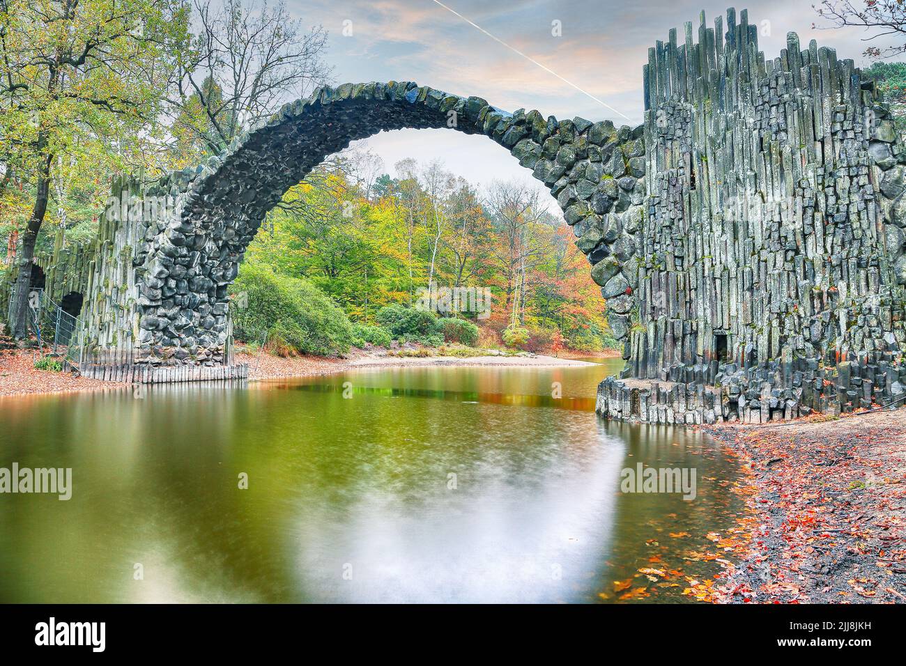 Fabulous autumn landscape in Azalea and Rhododendron Park Kromlau ...