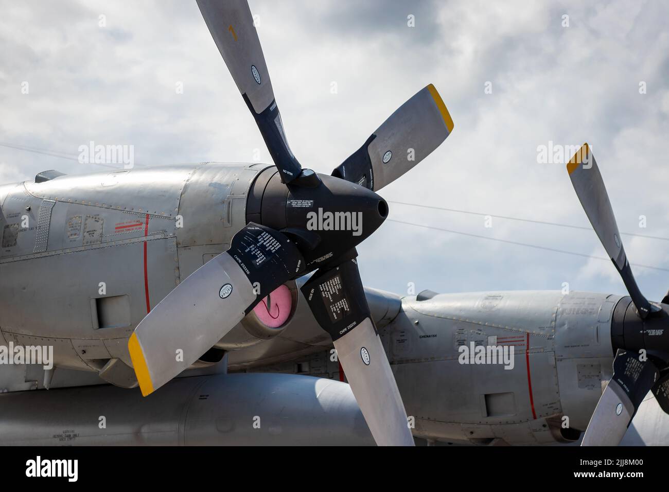 C 130 hercules air force and mechanic hi-res stock photography and ...