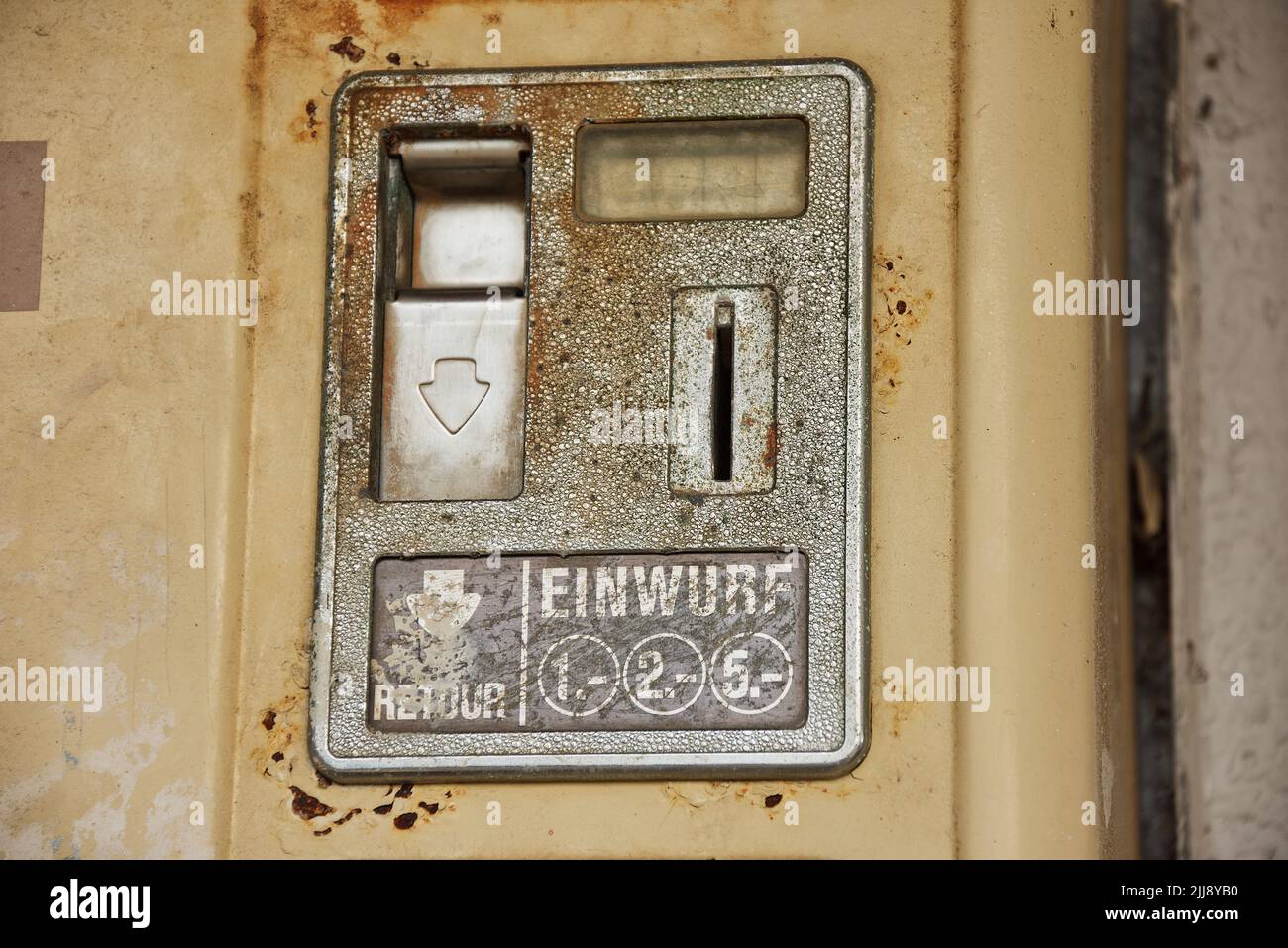 Vintage cigarette machine hi-res stock photography and images - Alamy