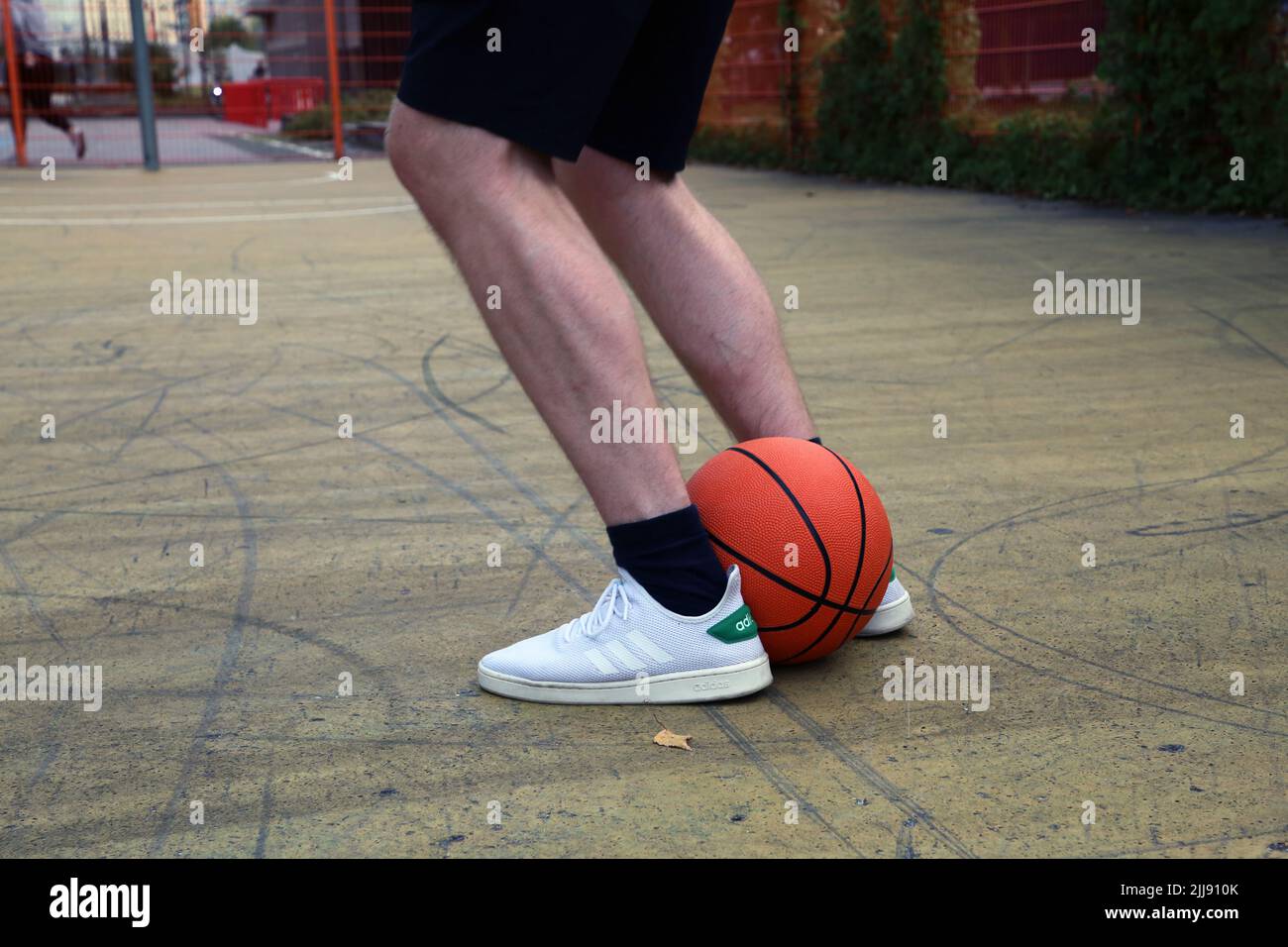 Street basketball court hi-res stock photography and images - Alamy