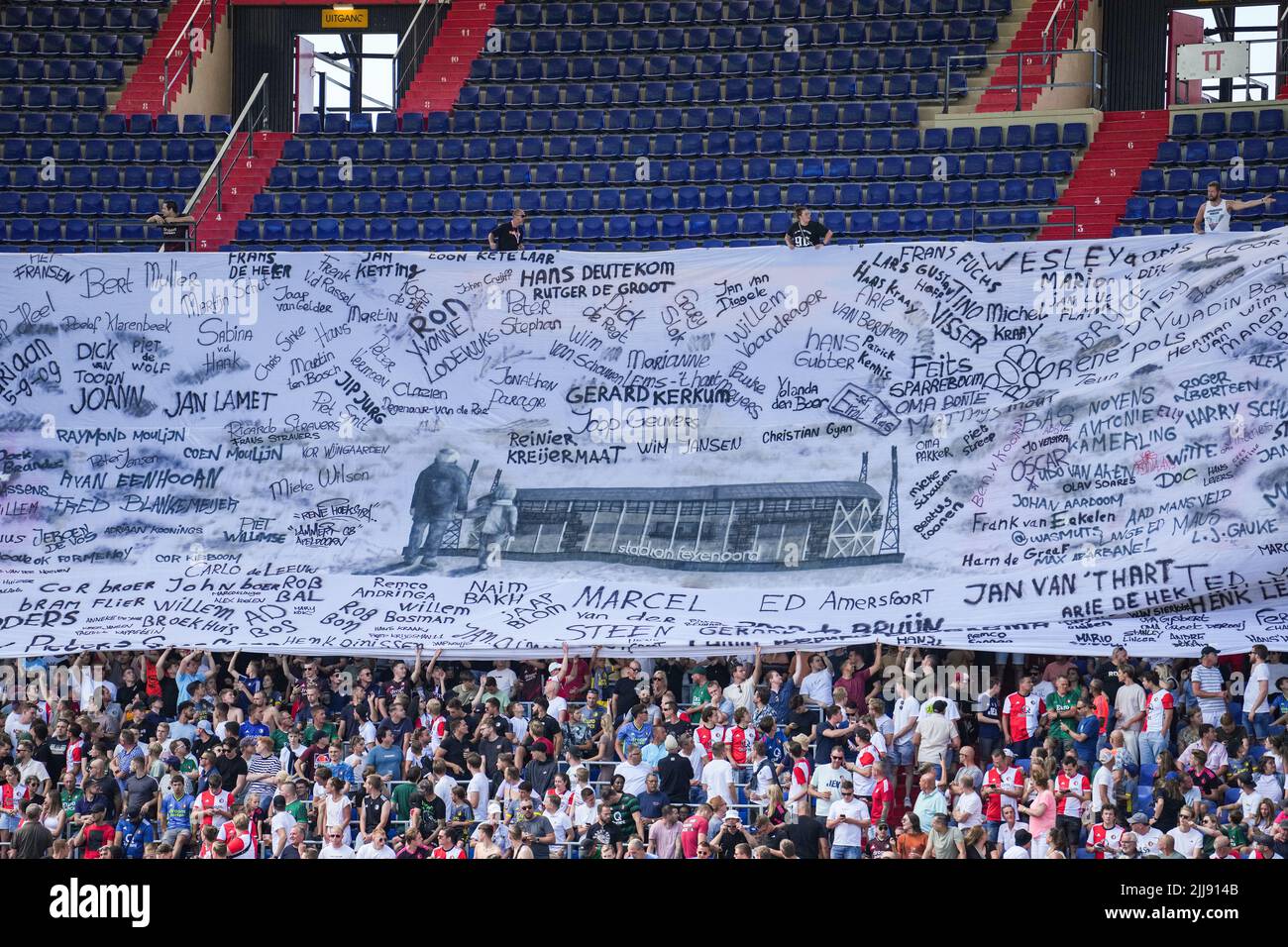 Rotterdam - A moment of silence for the fallen Feyenoord fans and ...
