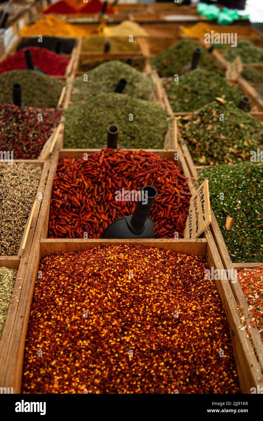 Herb and spice market stall hi-res stock photography and images - Alamy