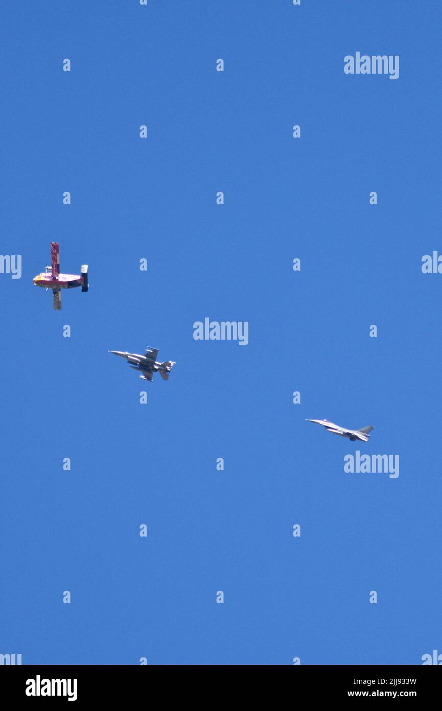 Flying shoebox hi-res stock photography and images - Alamy