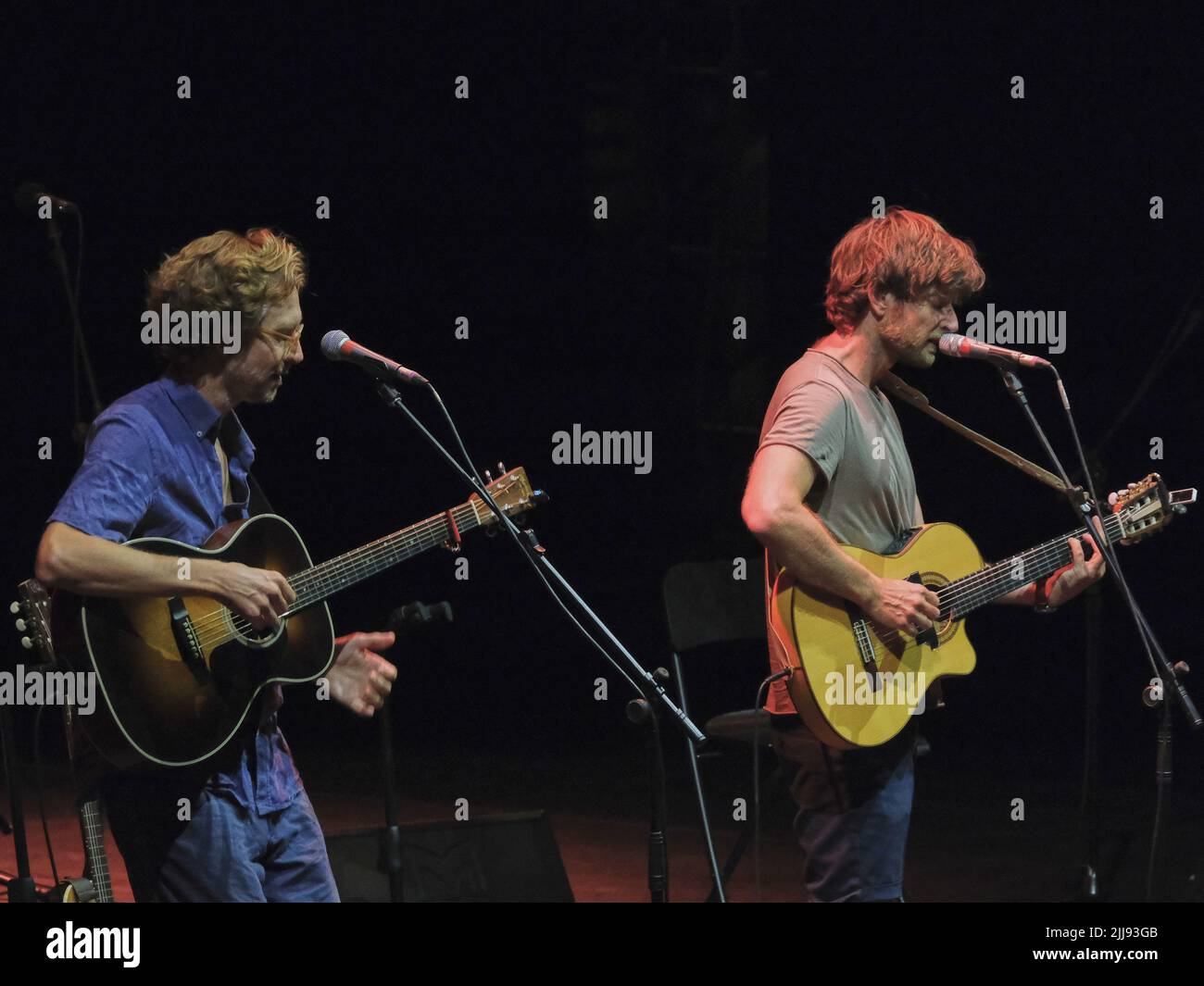 Erlend Oye e Eirik Glambek Boe during KINGS OF CONVENIENCE - RUMORS ...