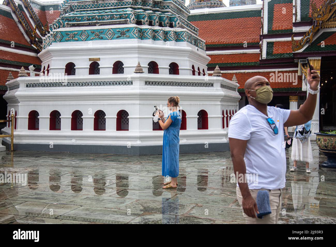 Tourists take photos as they visit Wat Phra Kaew in Bangkok. (Photo by ...