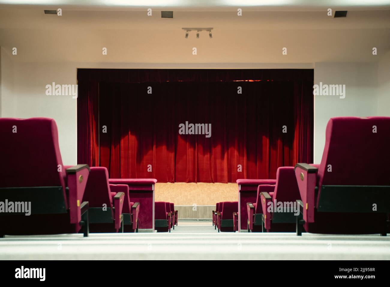 Dramatic stage lighting hi-res stock photography and images - Alamy