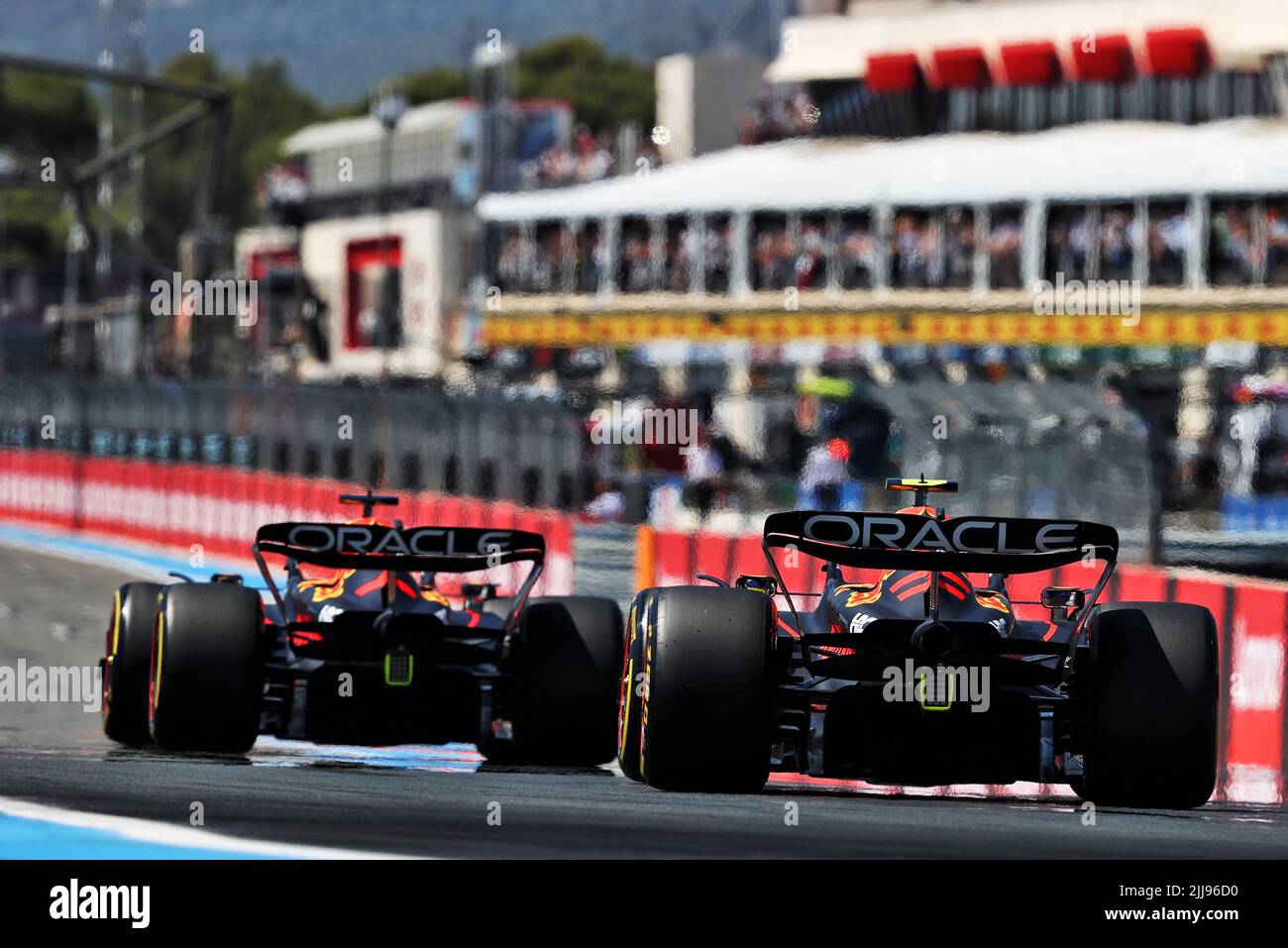 Max Verstappen (NLD) Red Bull Racing RB18 leads team mate Sergio Perez ...