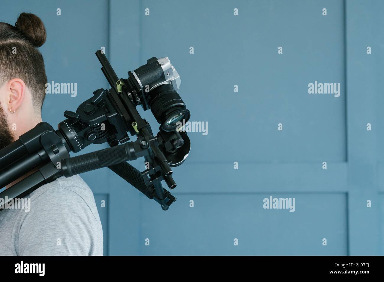 Video camera shoulder hi-res stock photography and images - Alamy