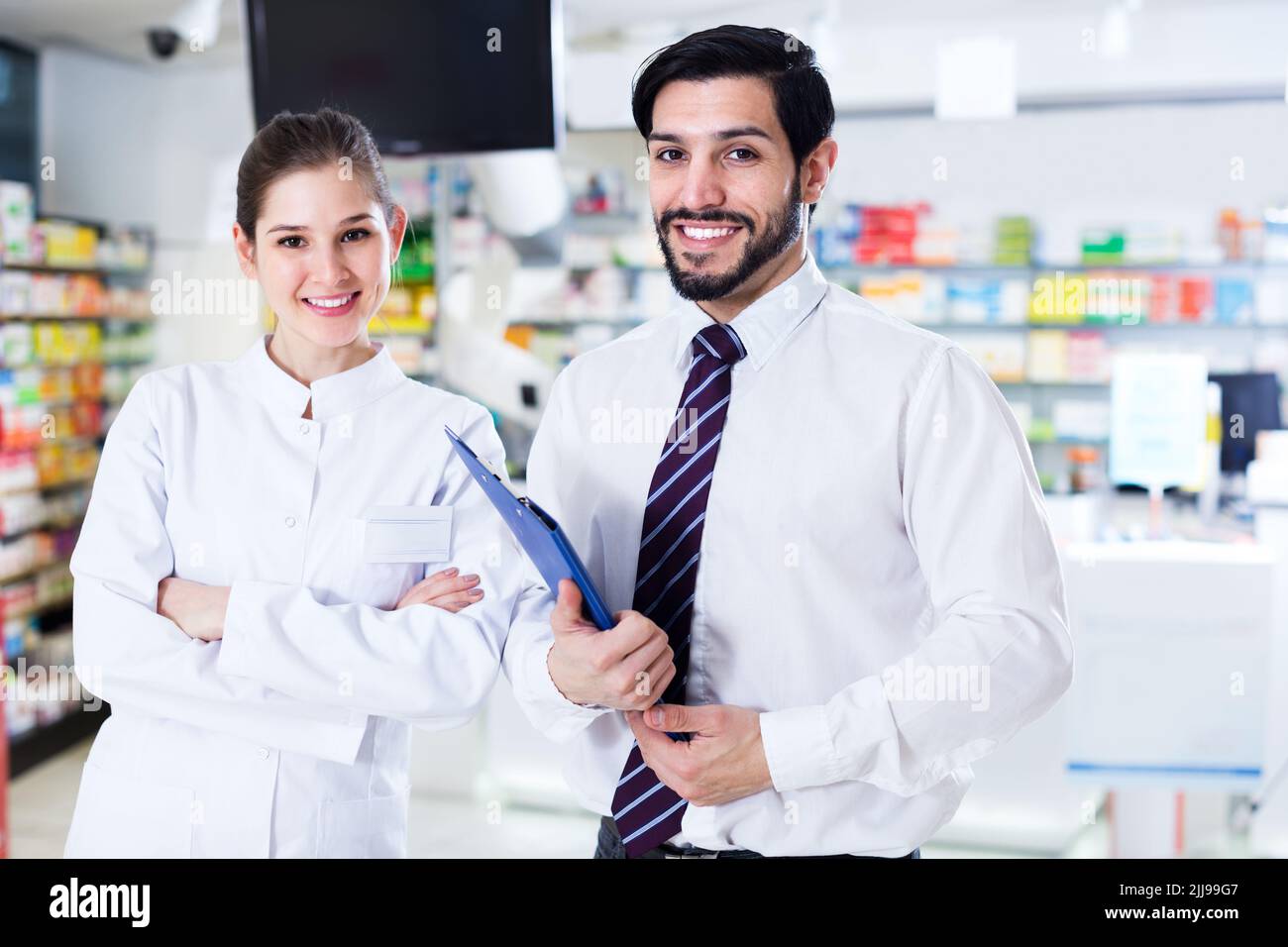 Pharmacists male female hi-res stock photography and images - Alamy