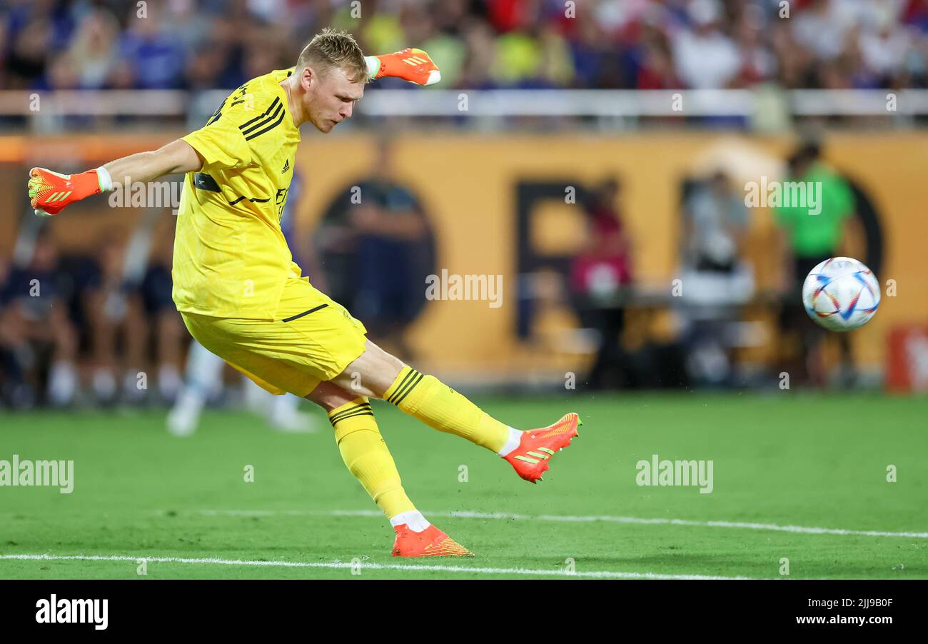 Aaron ramsdale kick hi-res stock photography and images - Alamy