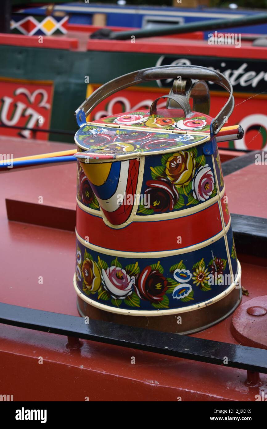 An example of Roses and Castles folk art on a narrowboat on Grand Union ...