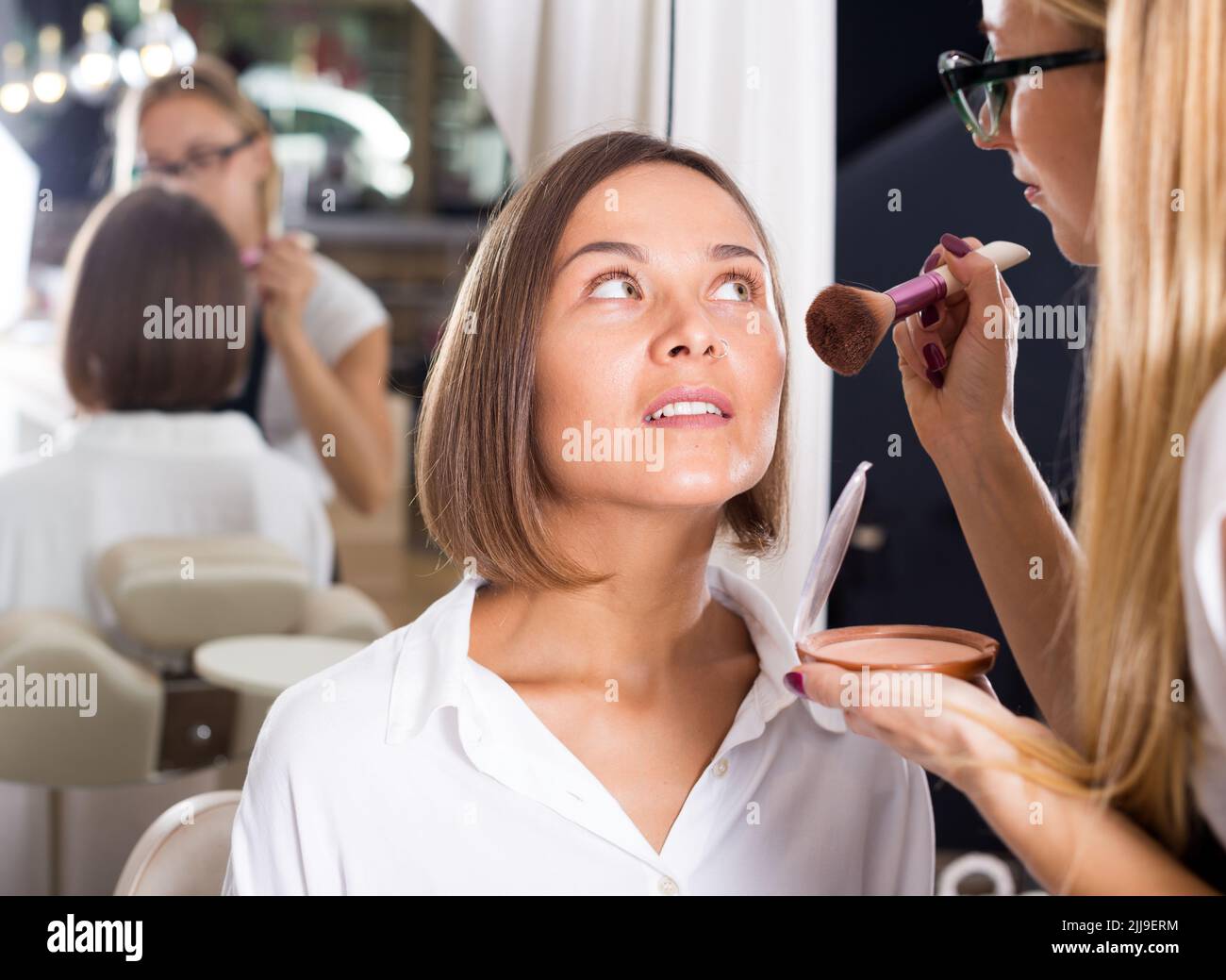 Female makeup artist hi-res stock photography and images - Alamy