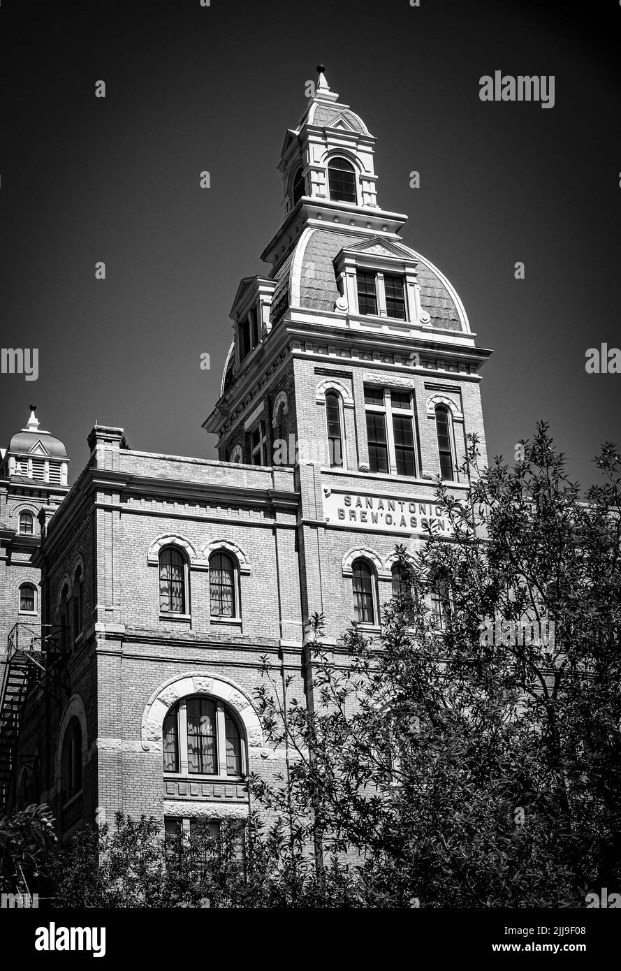 A grayscale of an architectural building Stock Photo - Alamy