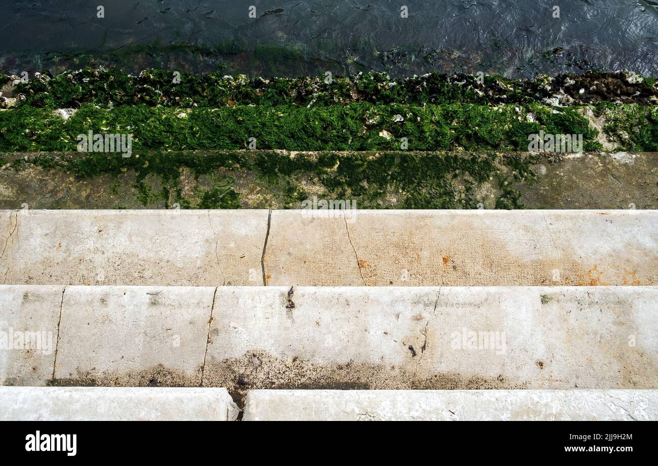Stairs going down lake hi-res stock photography and images - Alamy