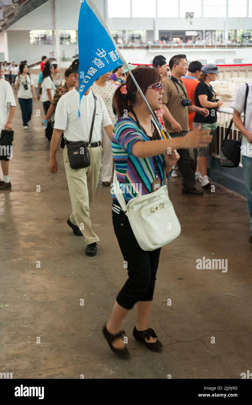 Tour guide leading groups hi-res stock photography and images - Alamy