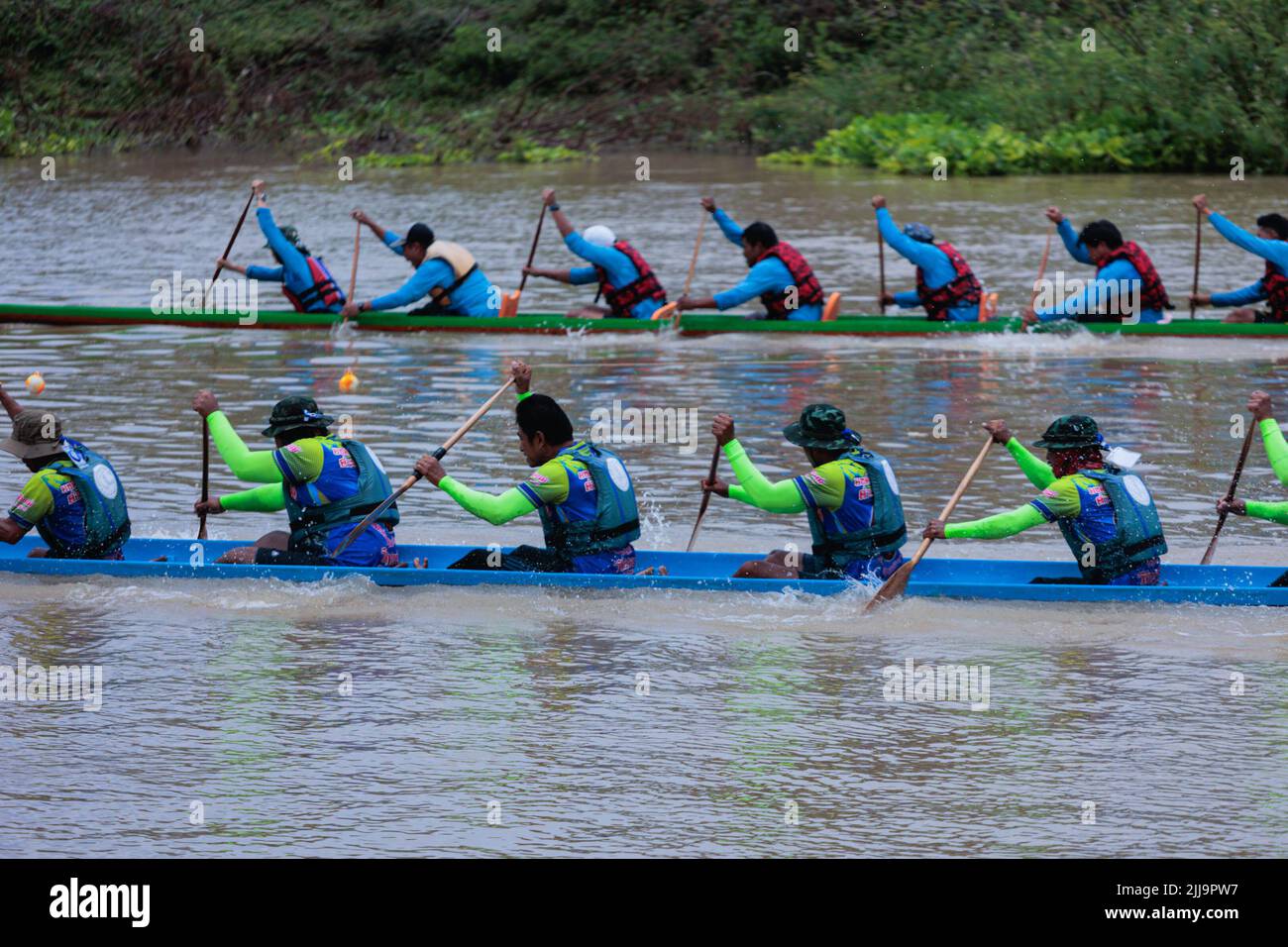 Ban Mi, Thailand. 23rd July, 2022. Teams seen competing in a canal ...