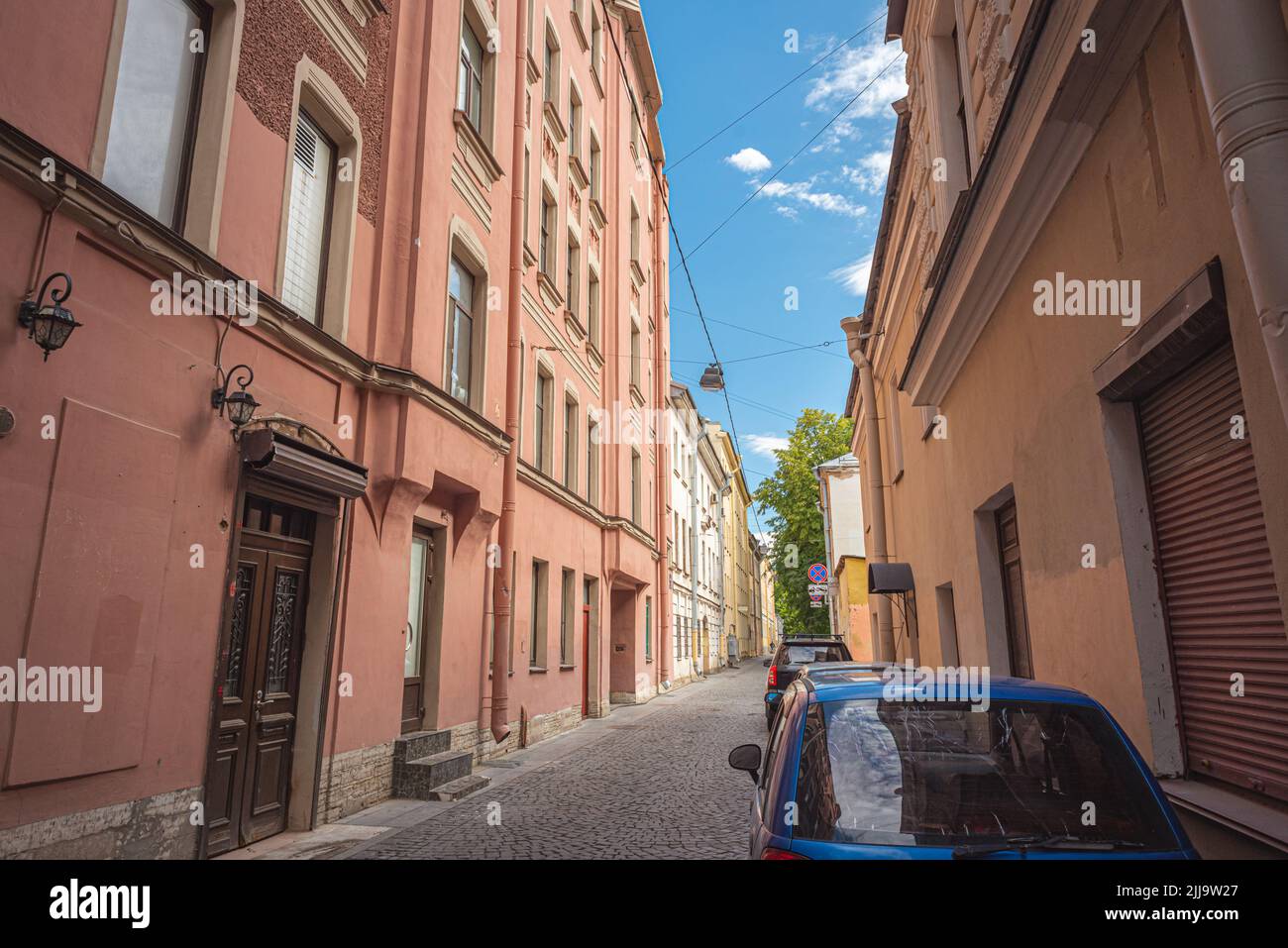 Backstreet alley hi-res stock photography and images - Alamy