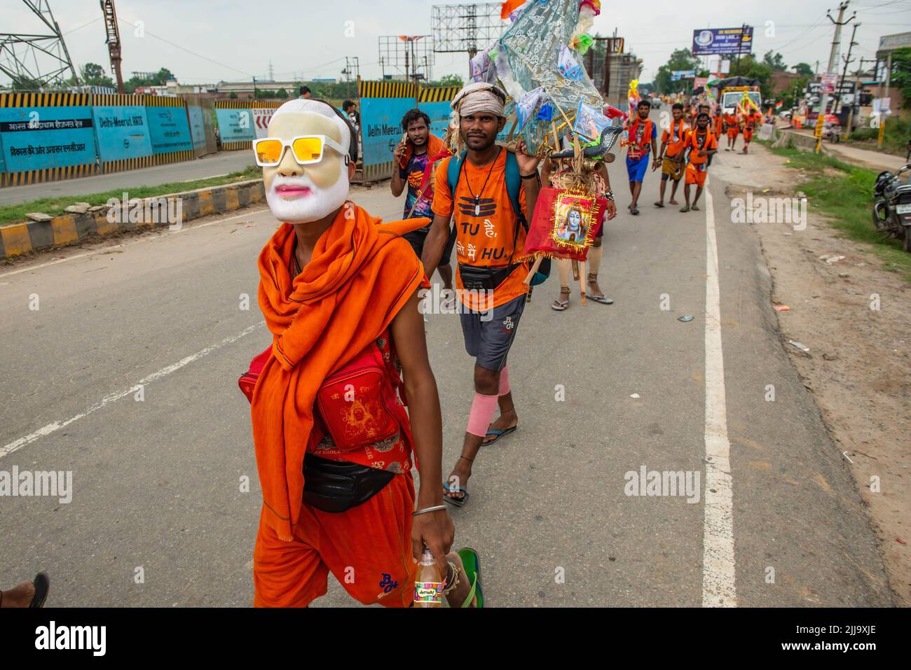 Kanwariya seen wearing Narendra Modi mask and carrying holy water ...