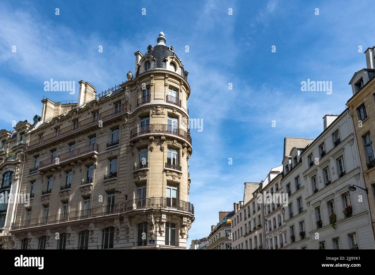Paris, typical facade and windows, beautiful building rue Reaumur Stock ...